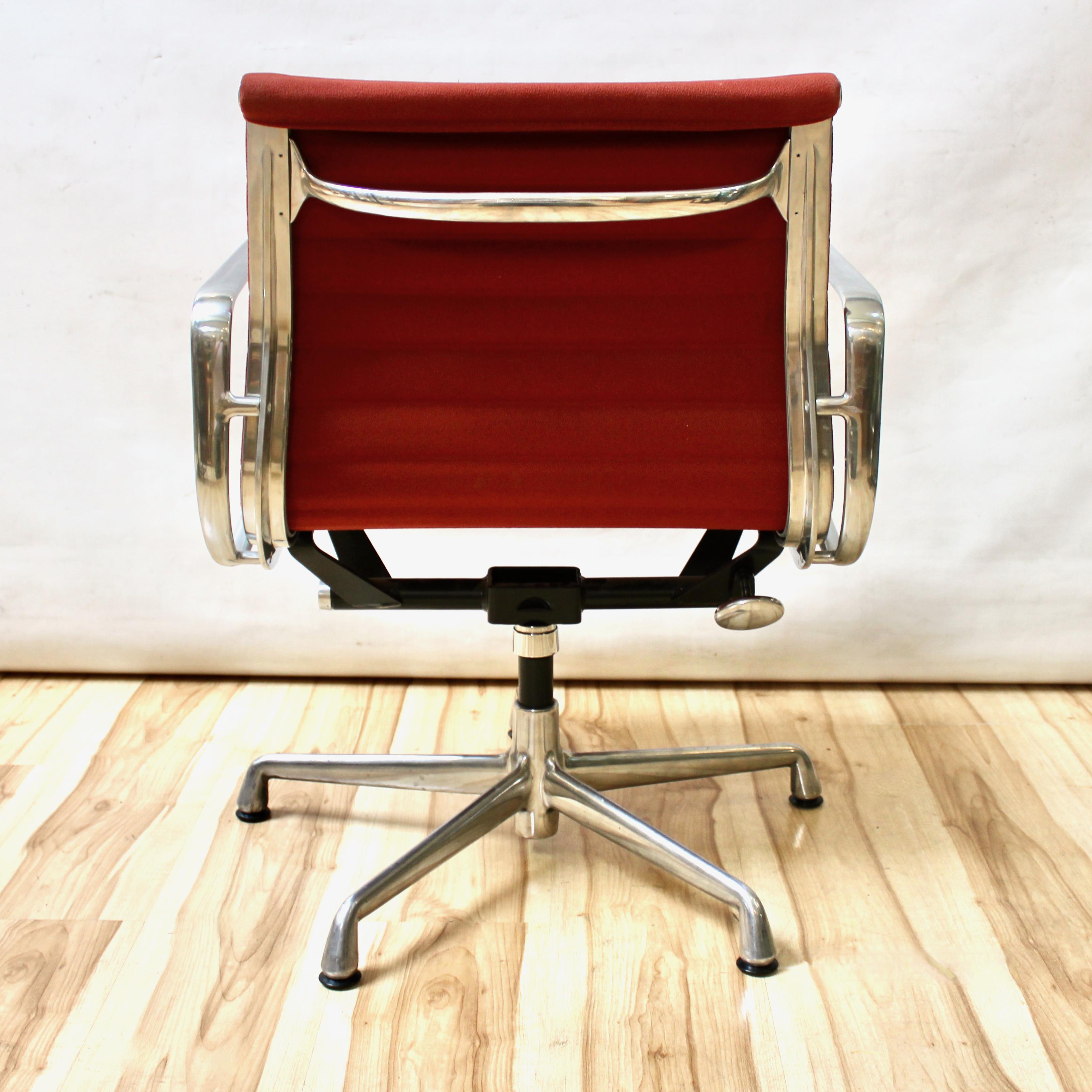 Charles and Ray Eames Aluminum Group Management Desk Chair For Sale at ...