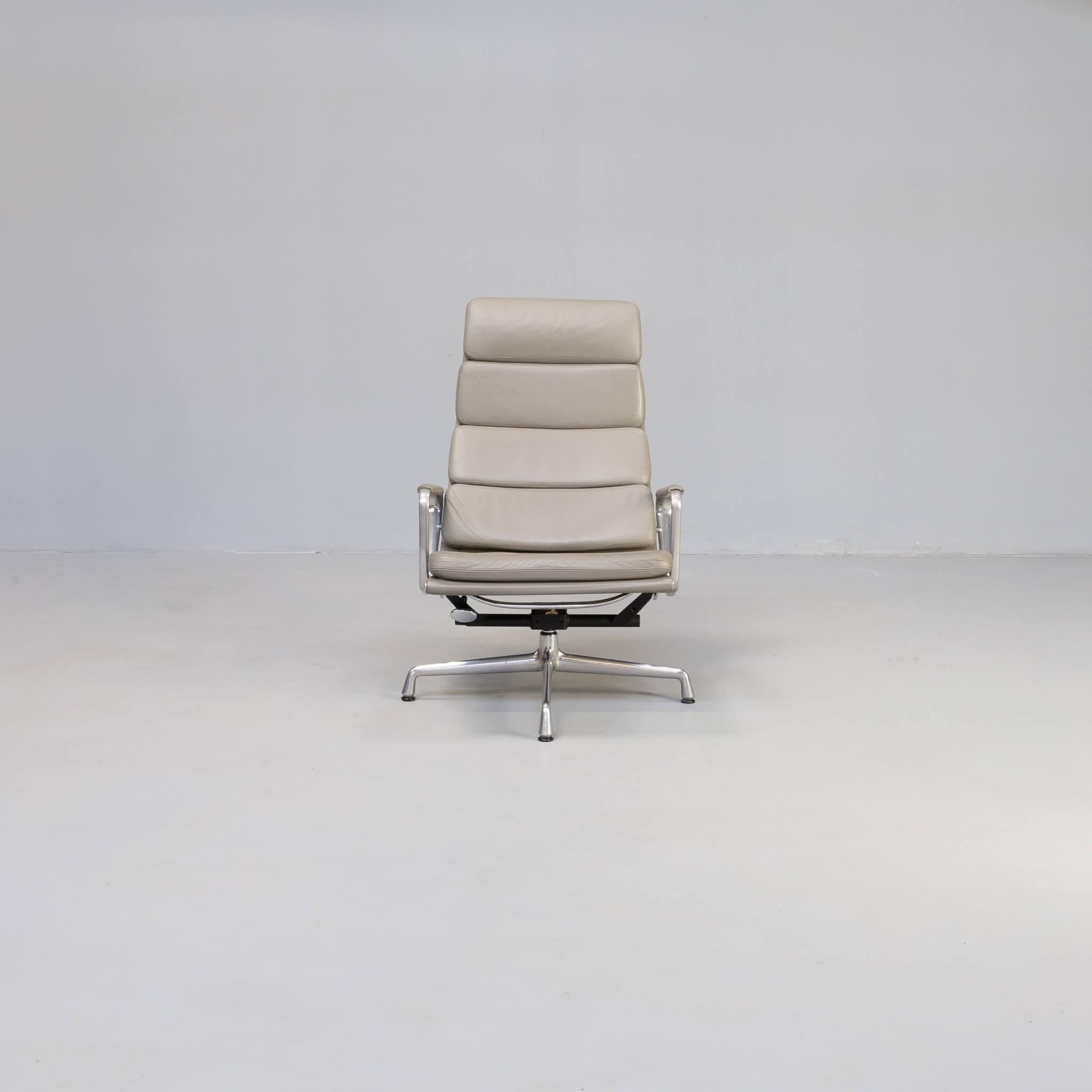 Charles and Ray Eames EA222 soft pad lounge fauteuil pour Vitra En vente sur 1stDibs