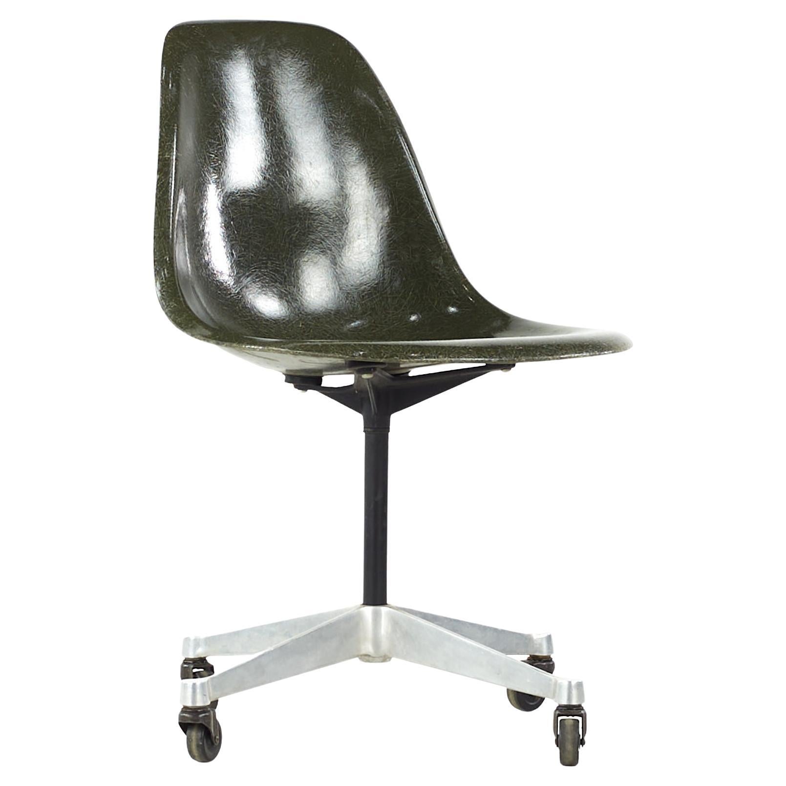 Original Charles and Ray Eames Fibreglass Shell Chair, White at 1stDibs