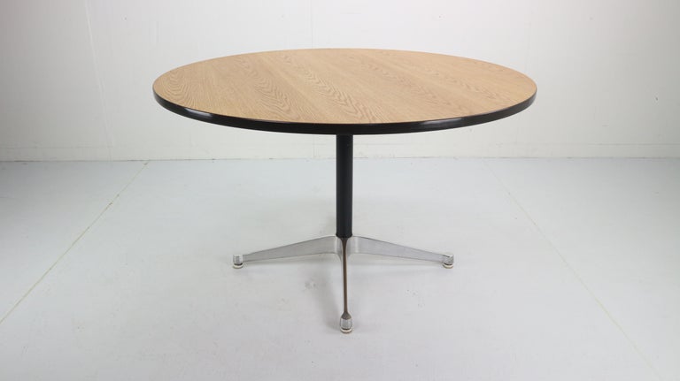 Charles and Ray Eames Round Dinning Table for Herman Miller, 1960s at ...
