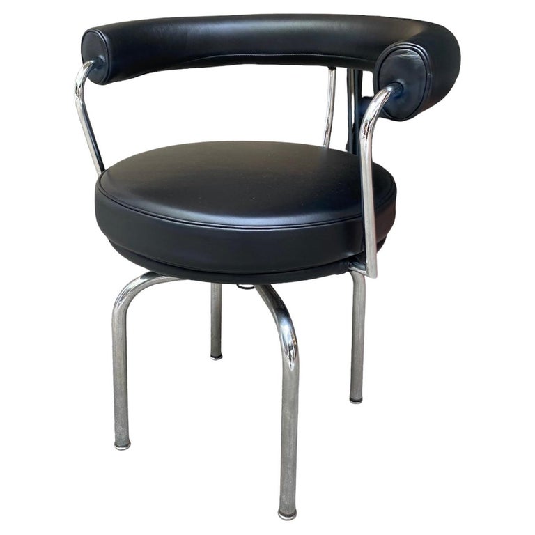 Chaise pivotante noire LC7 de Charlotte Perriand édition Cassina En ...