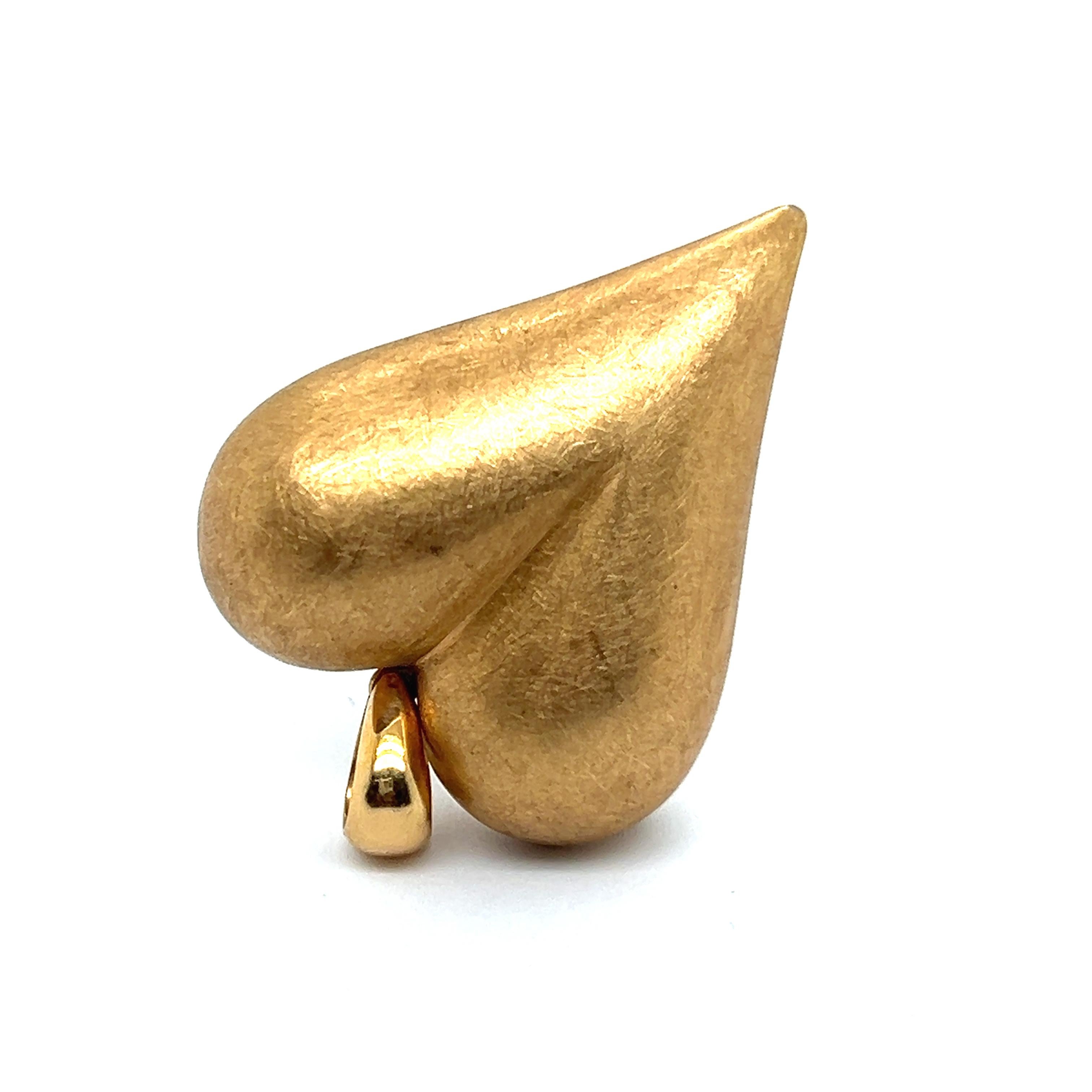 Charming Heart Pendant in 18 Karat Yellow Gold For Sale at 1stDibs