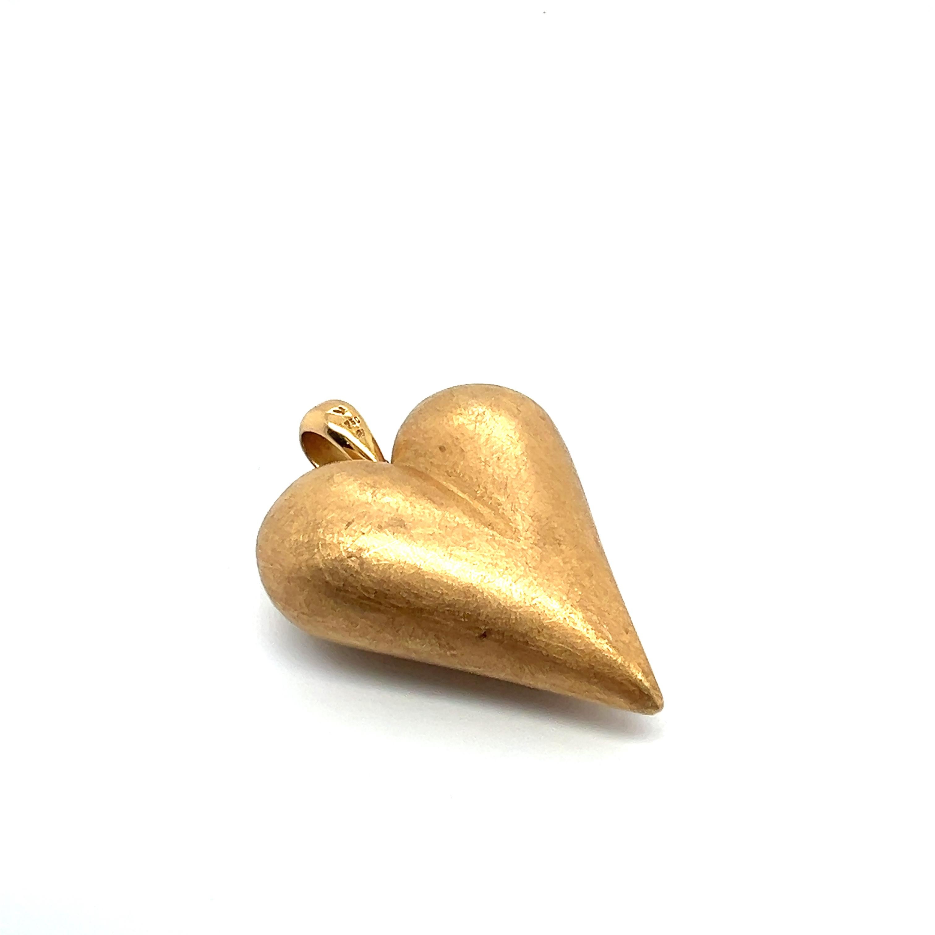 Charming Heart Pendant in 18 Karat Yellow Gold For Sale at 1stDibs