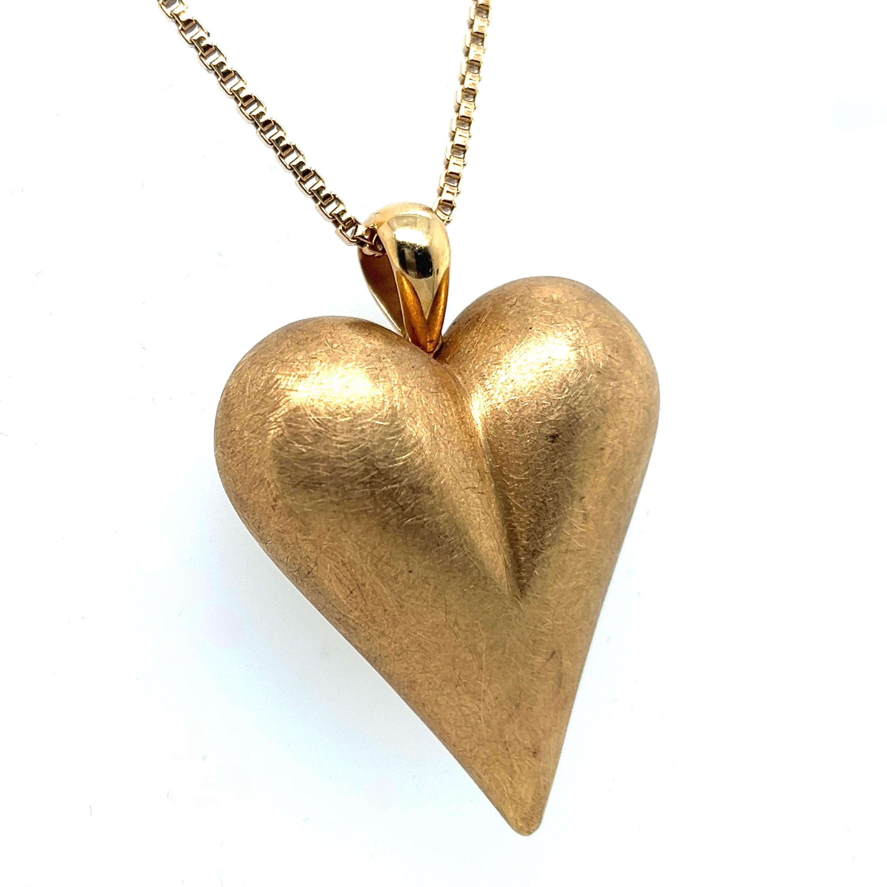 Charming Heart Pendant in 18 Karat Yellow Gold For Sale at 1stDibs