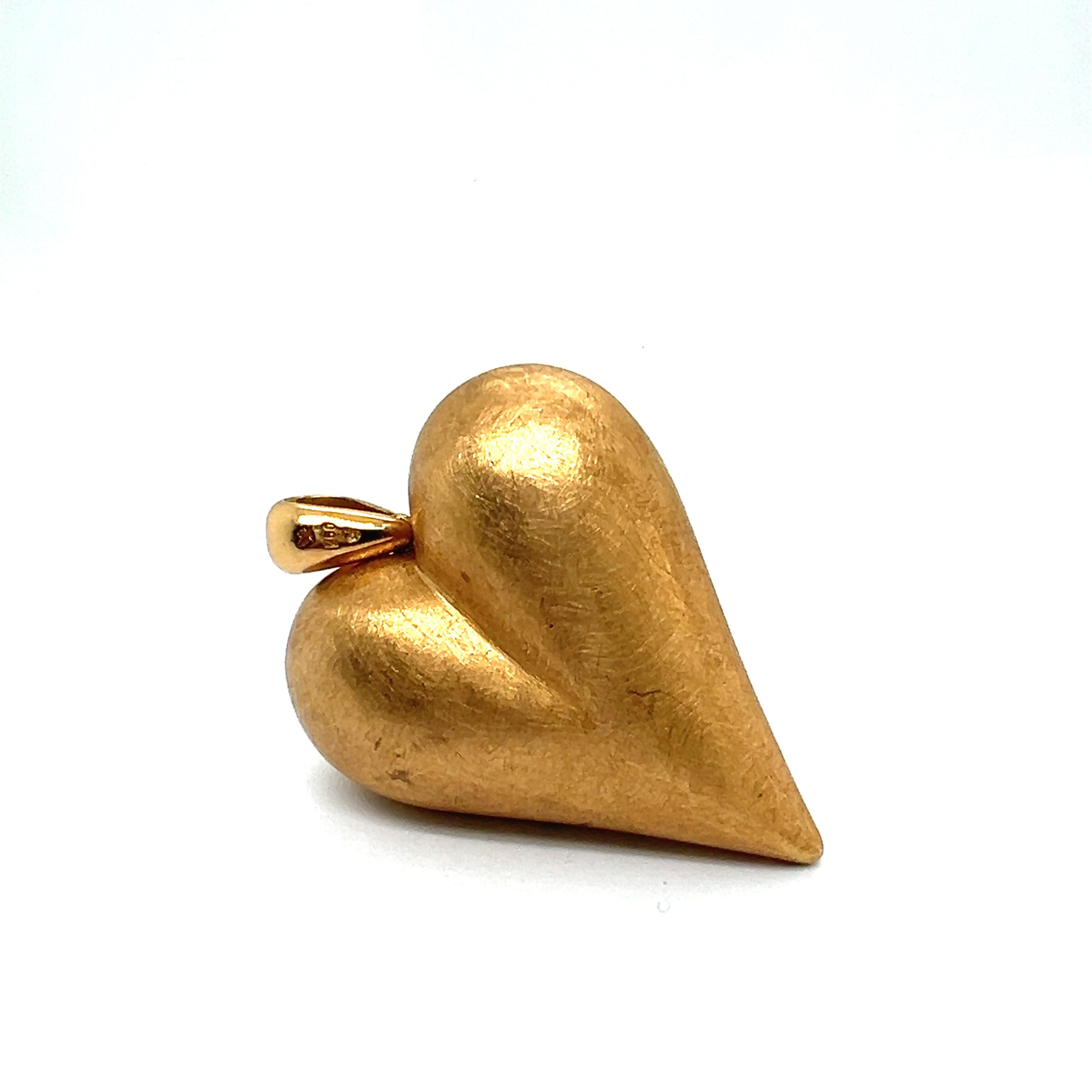 Charming Heart Pendant in 18 Karat Yellow Gold For Sale at 1stDibs