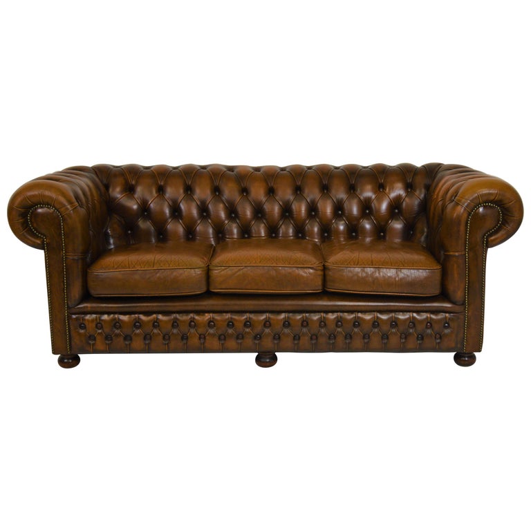 Chesterfield Sofa in Leather and Good Condition For Sale at 1stDibs