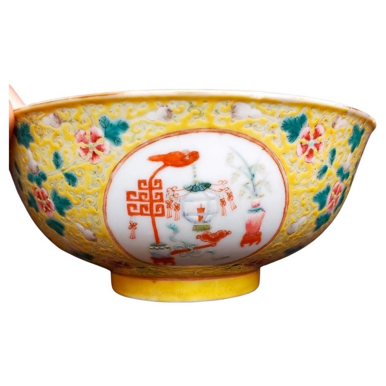 Bol en porcelaine chinoise ancienne à fond jaune antique de la famille ...