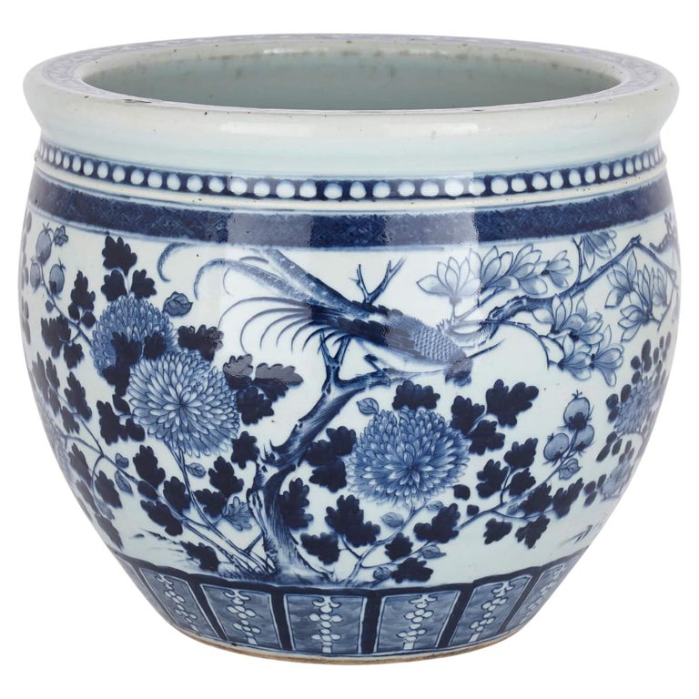 Jardinière chinoise ancienne en céramique bleue et blanche à motifs ...