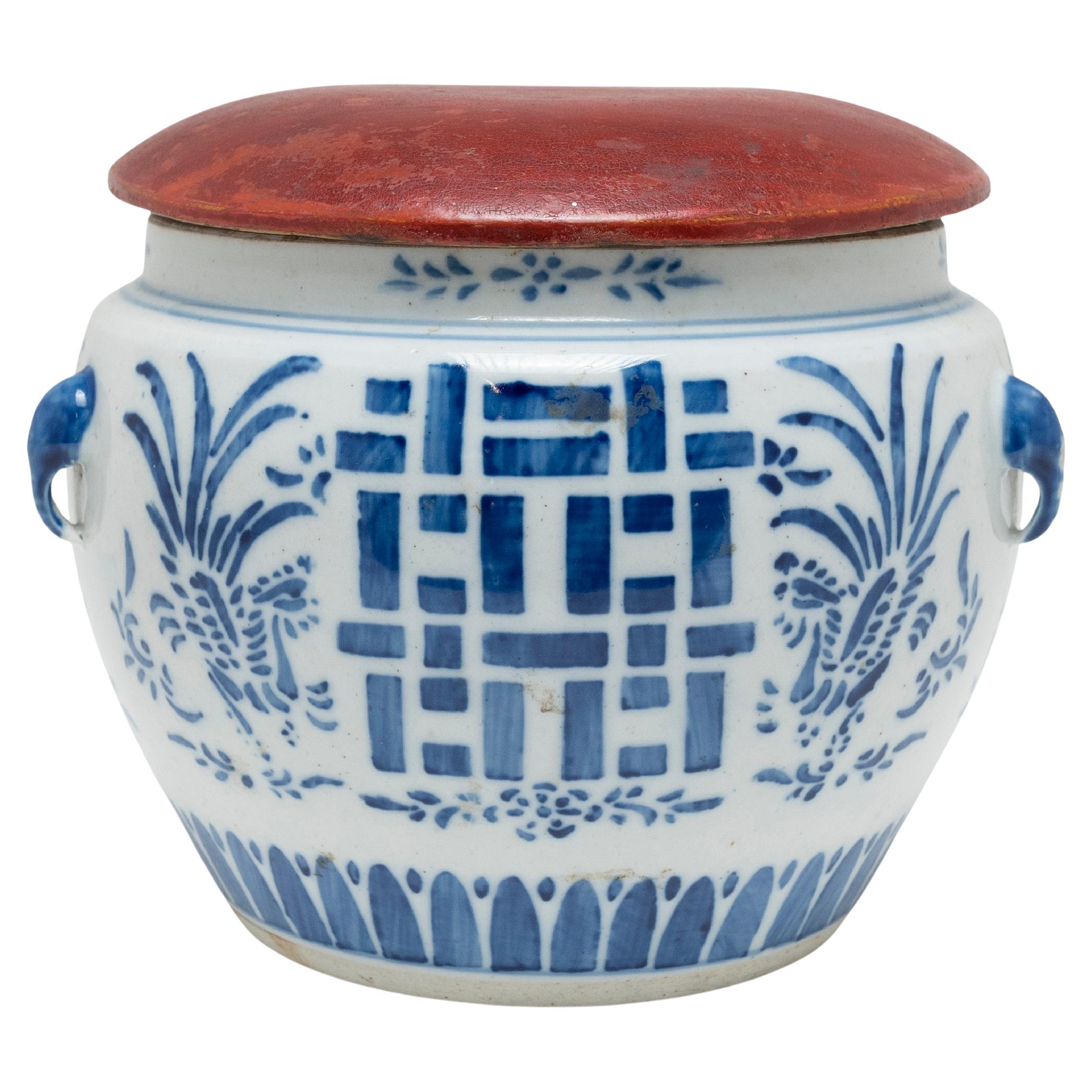 Jarra china azul y blanca con tapa de madera roja en venta en 1stDibs