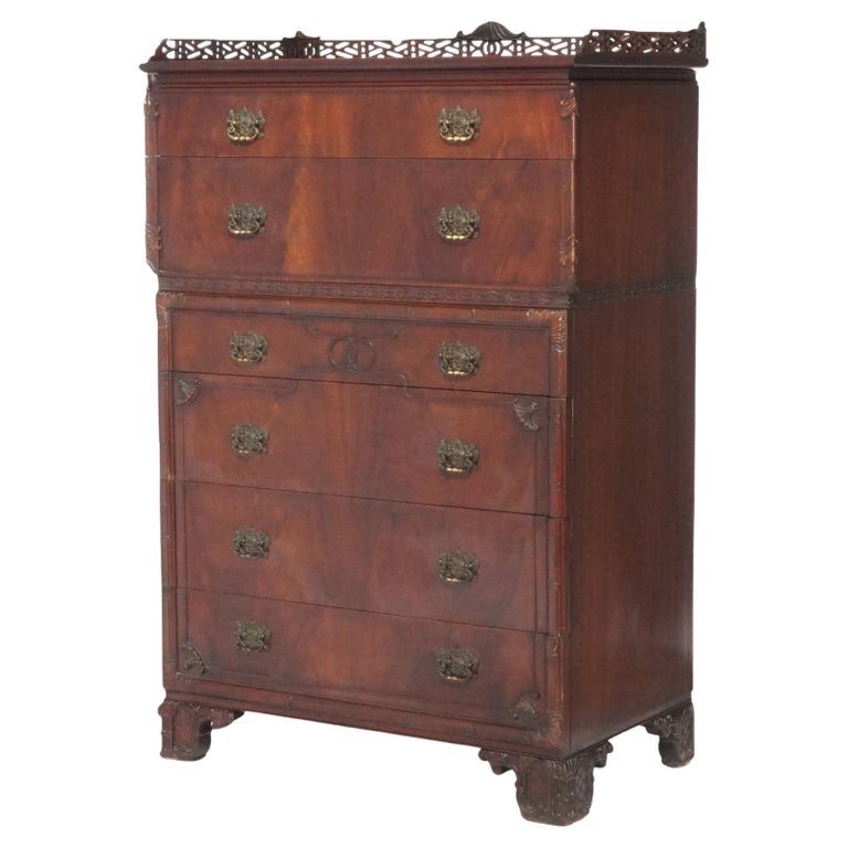 Commode haute chinoise Chippendale en acajou flammé sculpté datant d ...