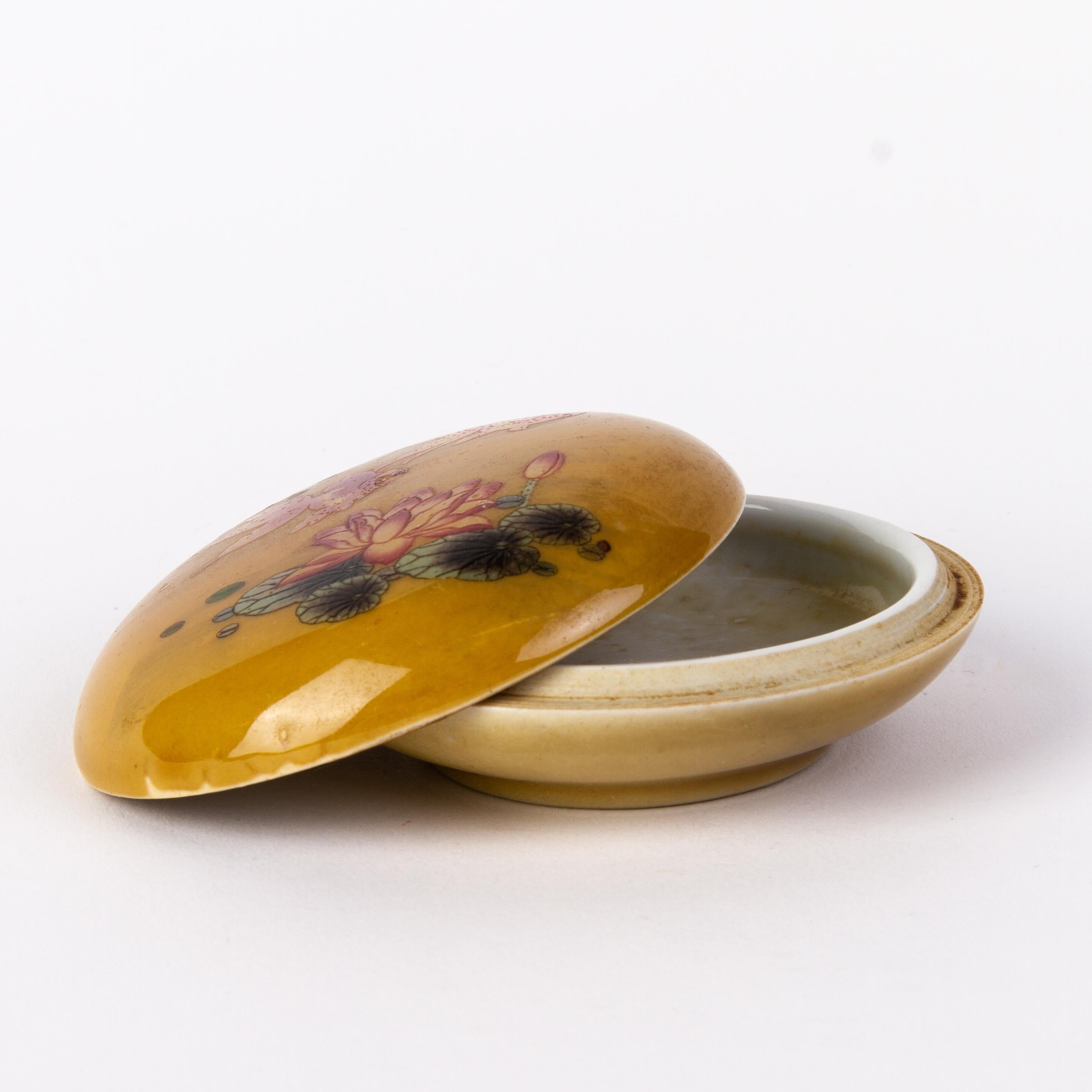 Chinese Qing Dynasty Gold Fish and Lotus Flowers Lidded Paste Box 19th ...