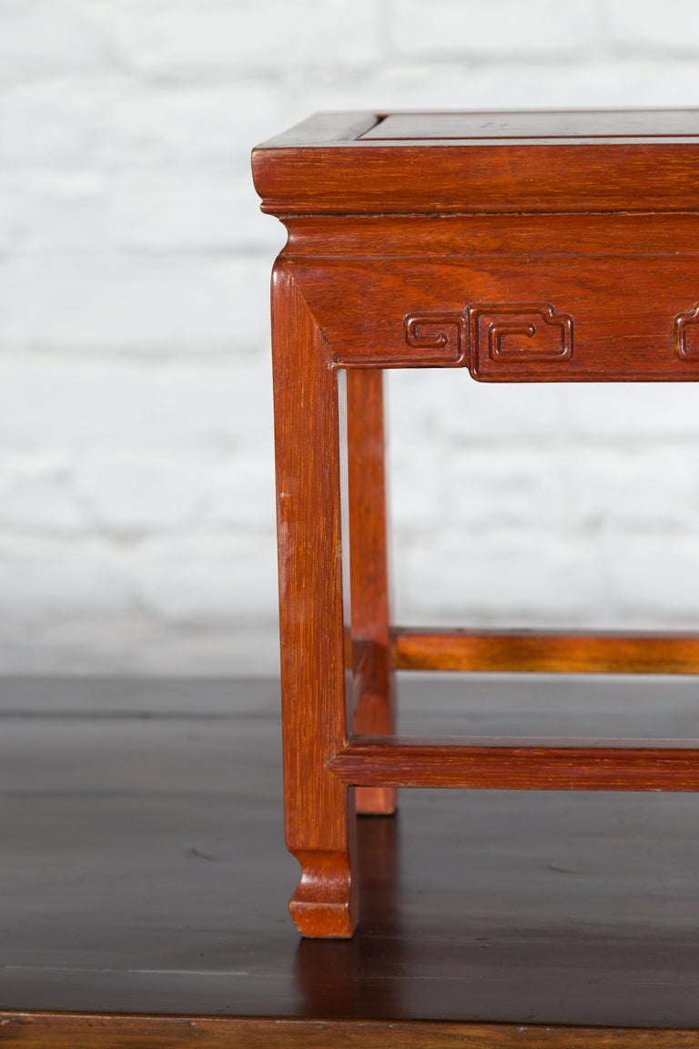 Kleiner chinesischer Vintage-Hocker mit geschnitzter Schürze und ...