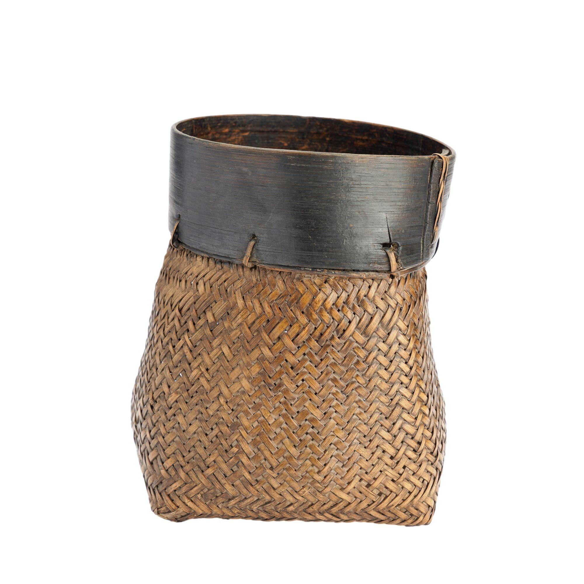 Chinese woven bamboo and willow grain basket, 1800's For Sale at 1stDibs