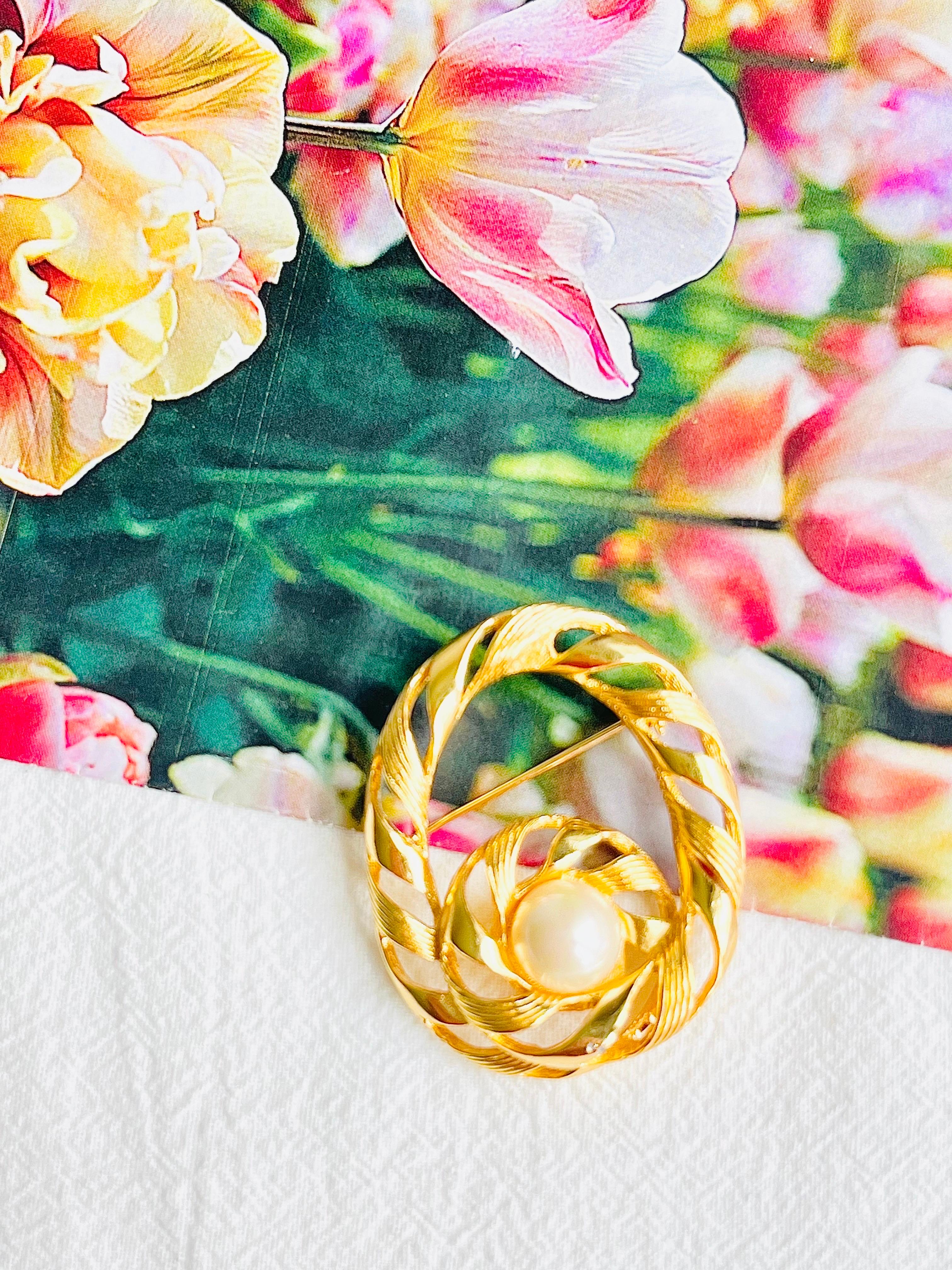 Christian Dior 1970s Vintage Large Openwork Round Swirl Knot White Pearl Brooch For Sale at 1stDibs