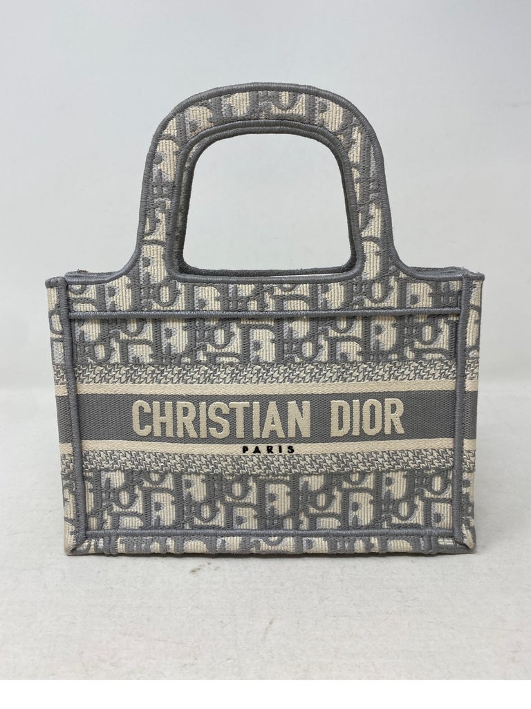 Christian Dior - Sac cabas gris en forme de mini-livre - En vente sur ...