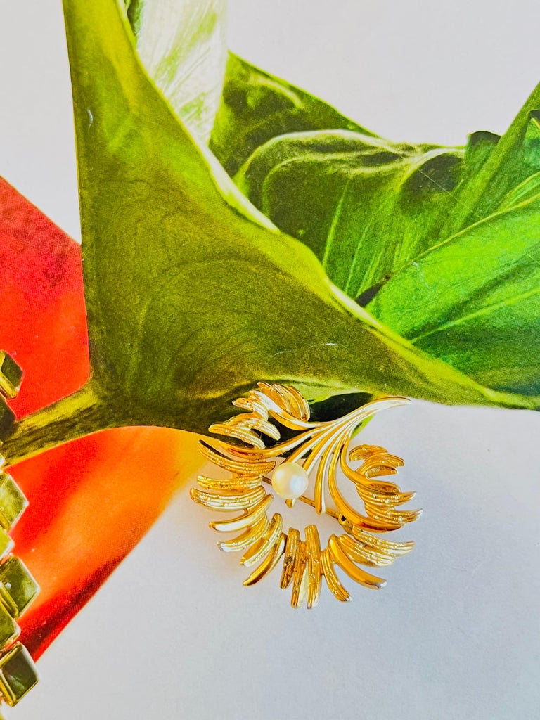 Christian Dior GROSSE 1968 Vintage Floral Leaf Openwork White Pearl Gold Brooch For Sale at 1stDibs