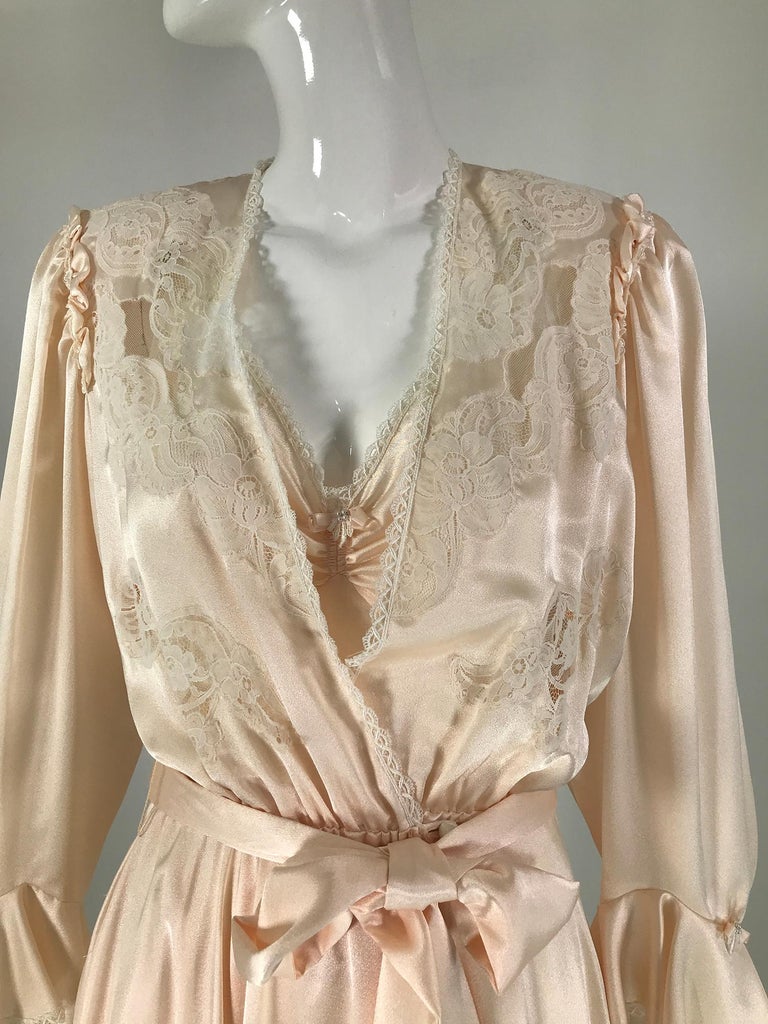Ensemble De Peignoirs Christian Dior Lingerie En Satin Couleur Pêche Pâle En Vente Sur 1stdibs