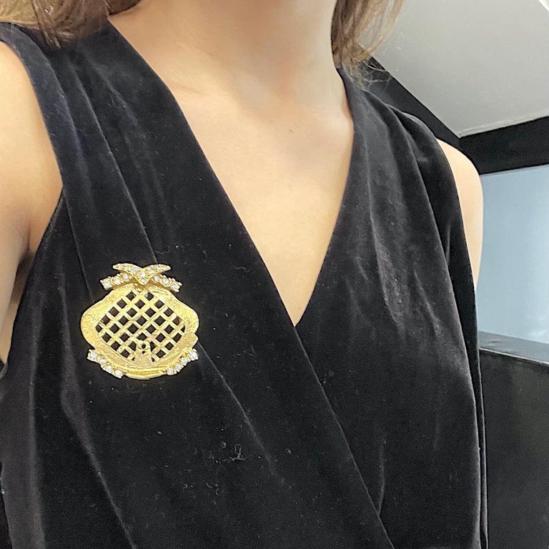 CHRISTIAN DIOR Vintage Brooch in Gilt Metal For Sale at 1stDibs