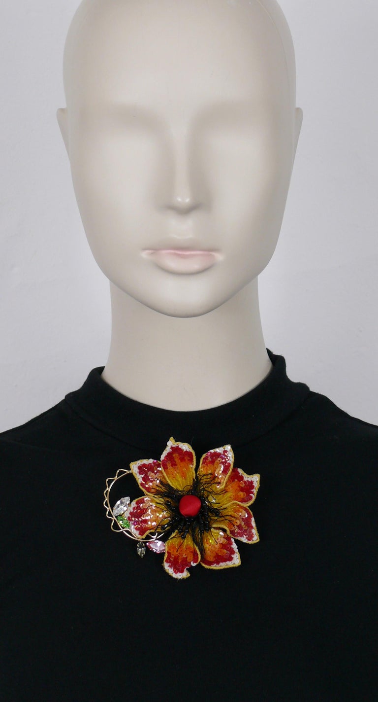 CHRISTIAN LACROIX Broche vintage brodée de fleurs En vente sur 1stDibs