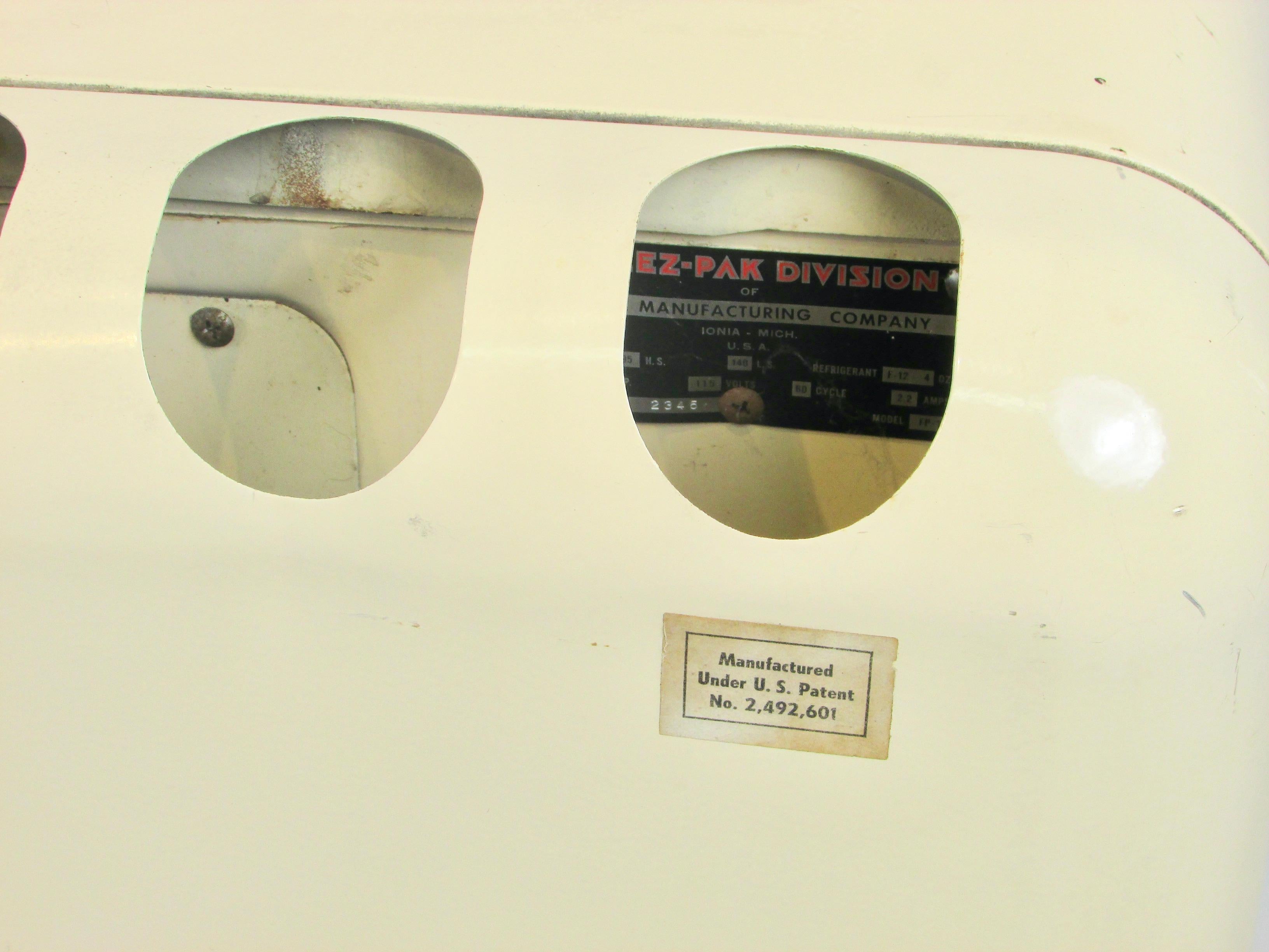 Chrome Base Lacquered Art Deco Freeze, Pak Moderne Mini-Fridge / Bar ...