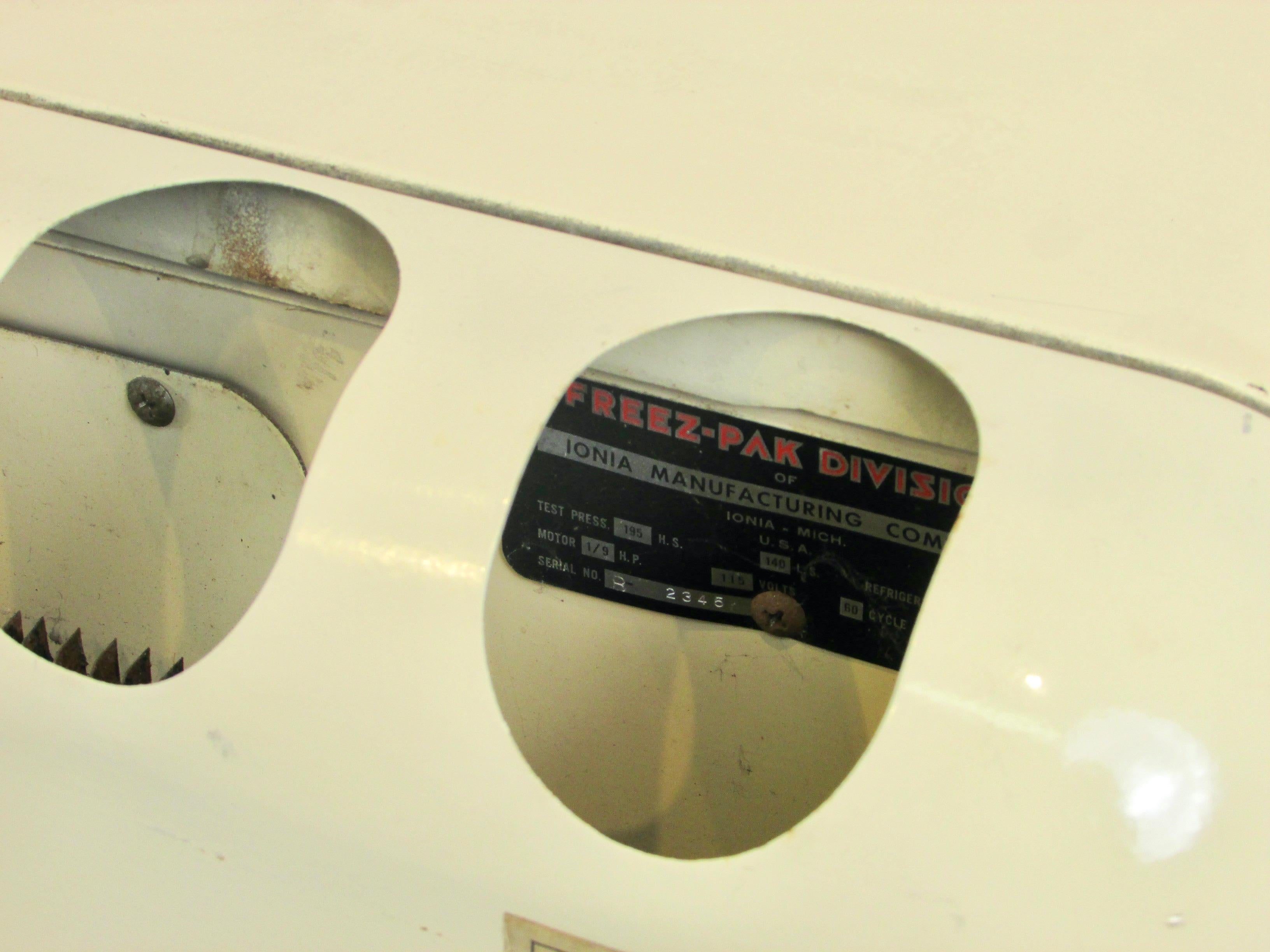 Chrome Base Lacquered Art Deco Freeze, Pak Moderne Mini-Fridge / Bar ...