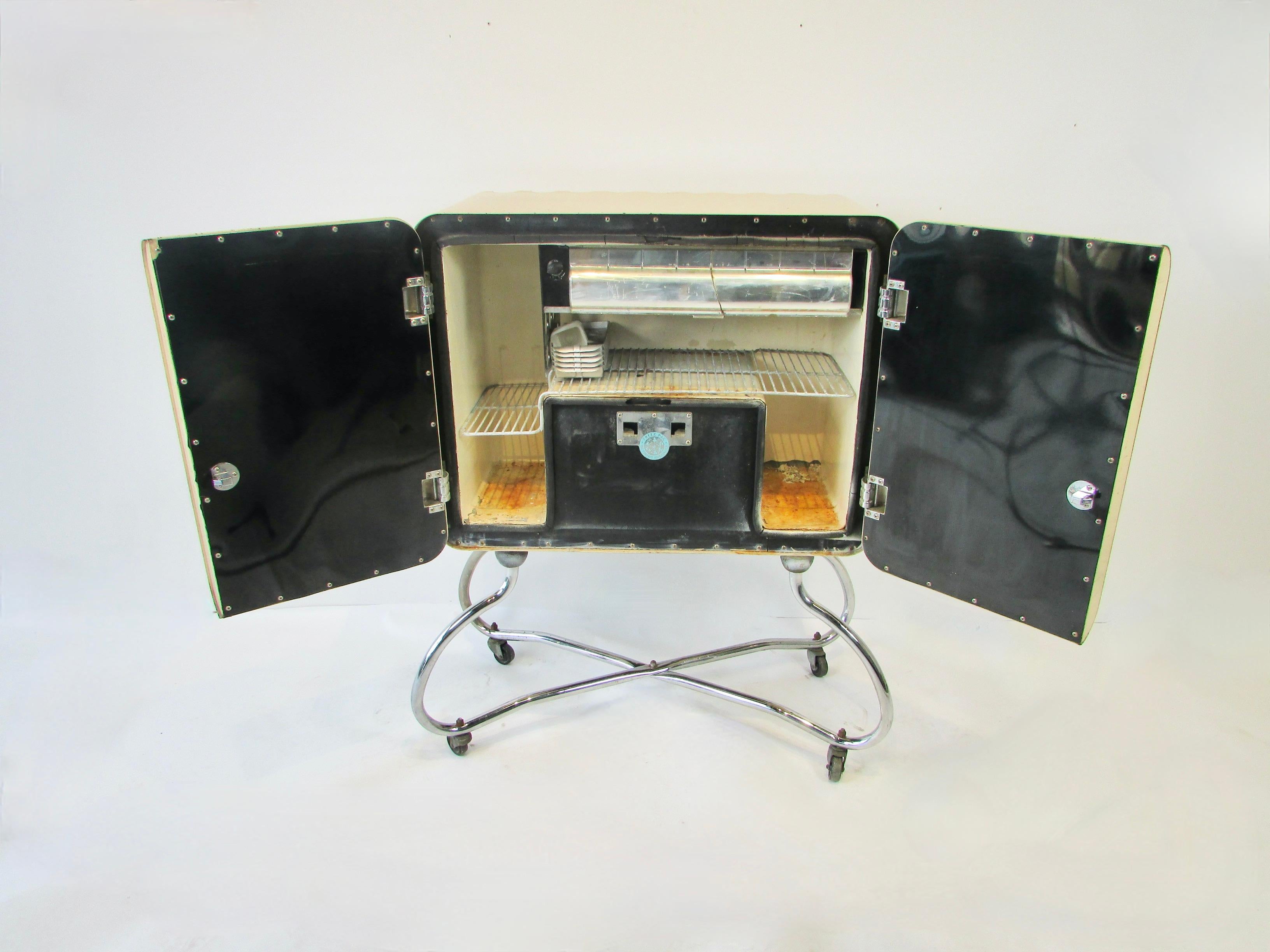 Chrome Base Lacquered Art Deco Freeze, Pak Moderne Mini-Fridge / Bar ...