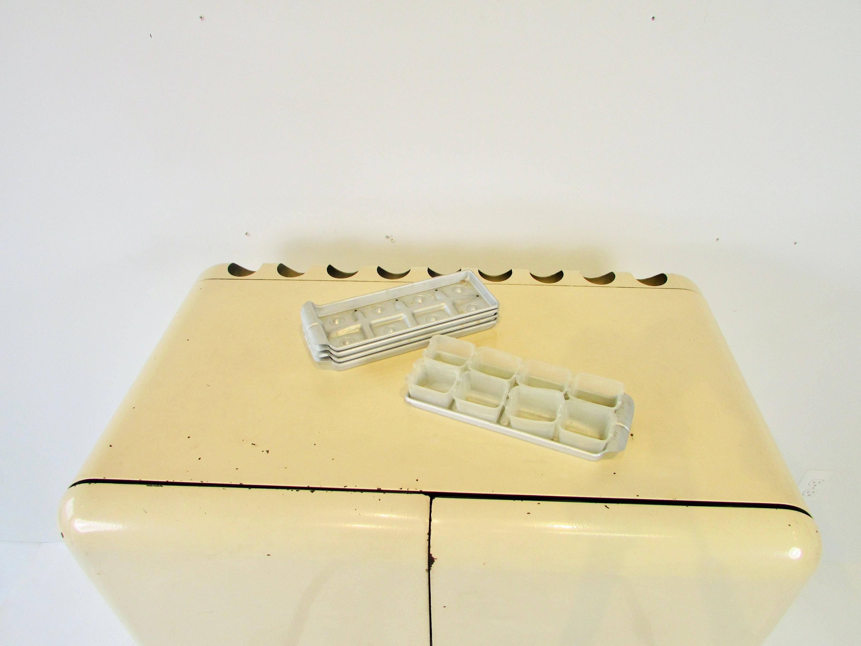 Chrome Base Lacquered Art Deco Freeze, Pak Moderne Mini-Fridge / Bar ...