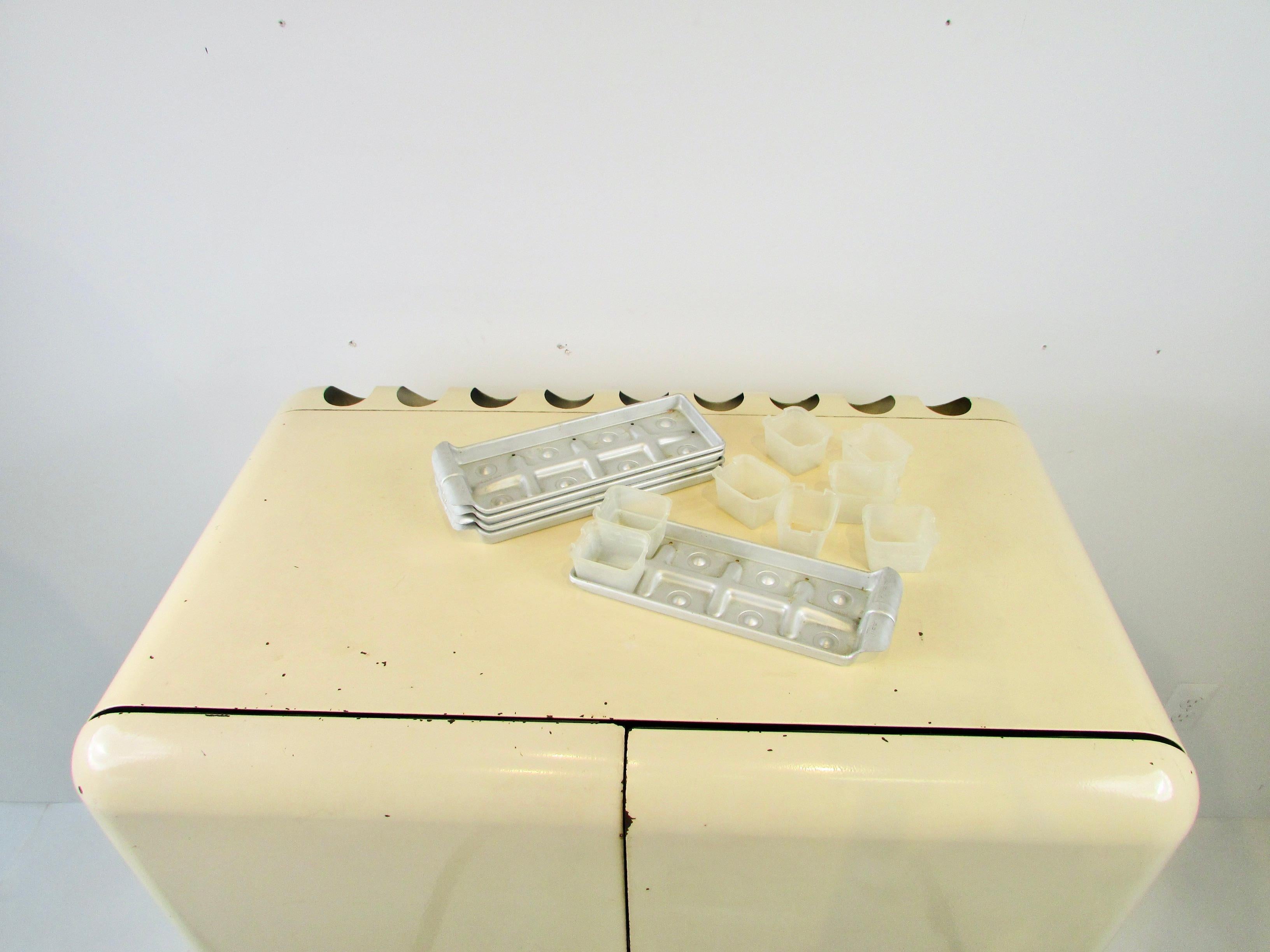 Chrome Base Lacquered Art Deco Freeze, Pak Moderne Mini-Fridge / Bar ...