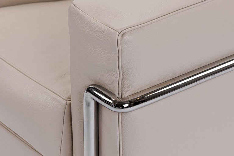 Chrome Frame with Ivory Leather Cushions LC2 Armchair, Cassina For Sale ...