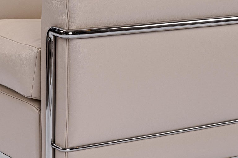 Chrome Frame with Ivory Leather Cushions LC2 Armchair, Cassina For Sale ...