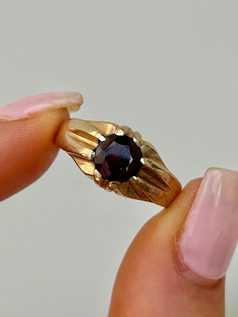 Chunky Vintage 9 Carat Gold Garnet Signet Ring For Sale at 1stDibs