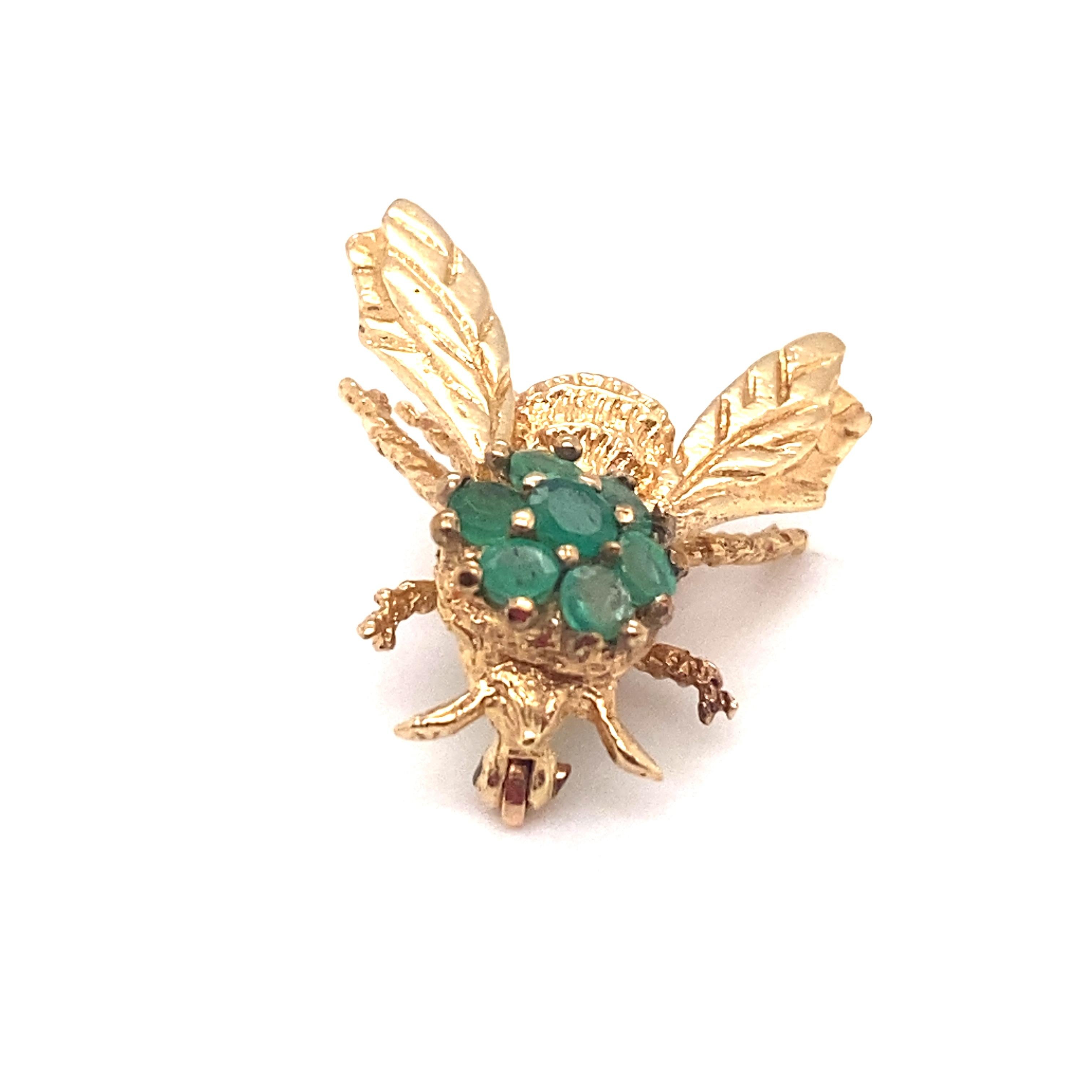 Circa 1970s 0.50 Carat Emerald Bee Pin in 14 Karat Gold For Sale at 1stDibs