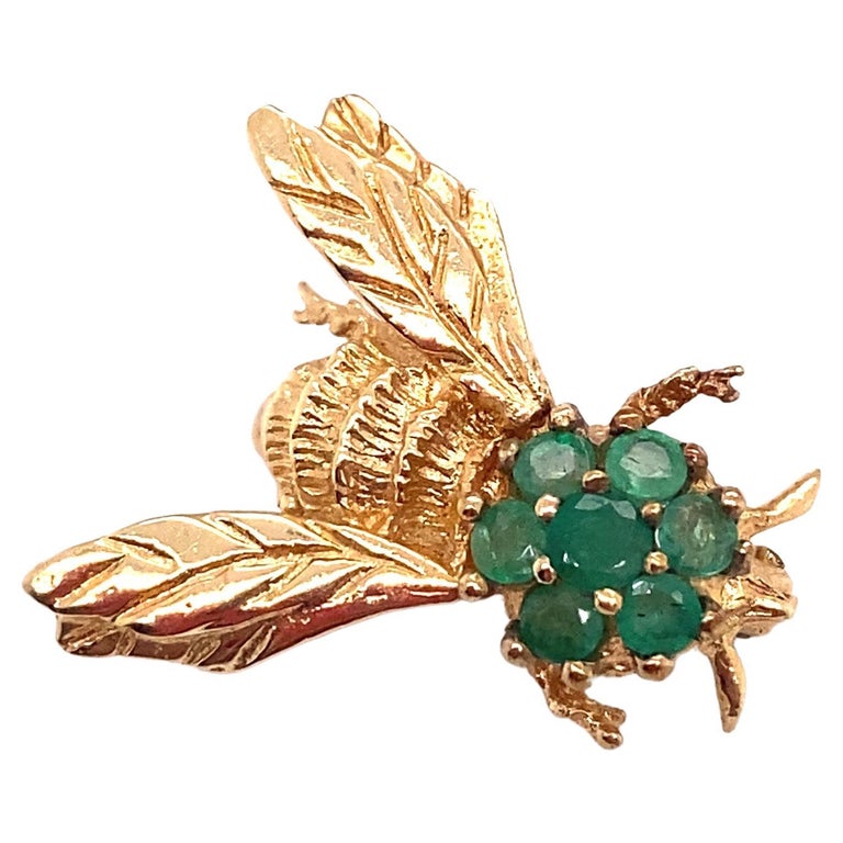 Circa 1970s 0.50 Carat Emerald Bee Pin in 14 Karat Gold For Sale at 1stDibs