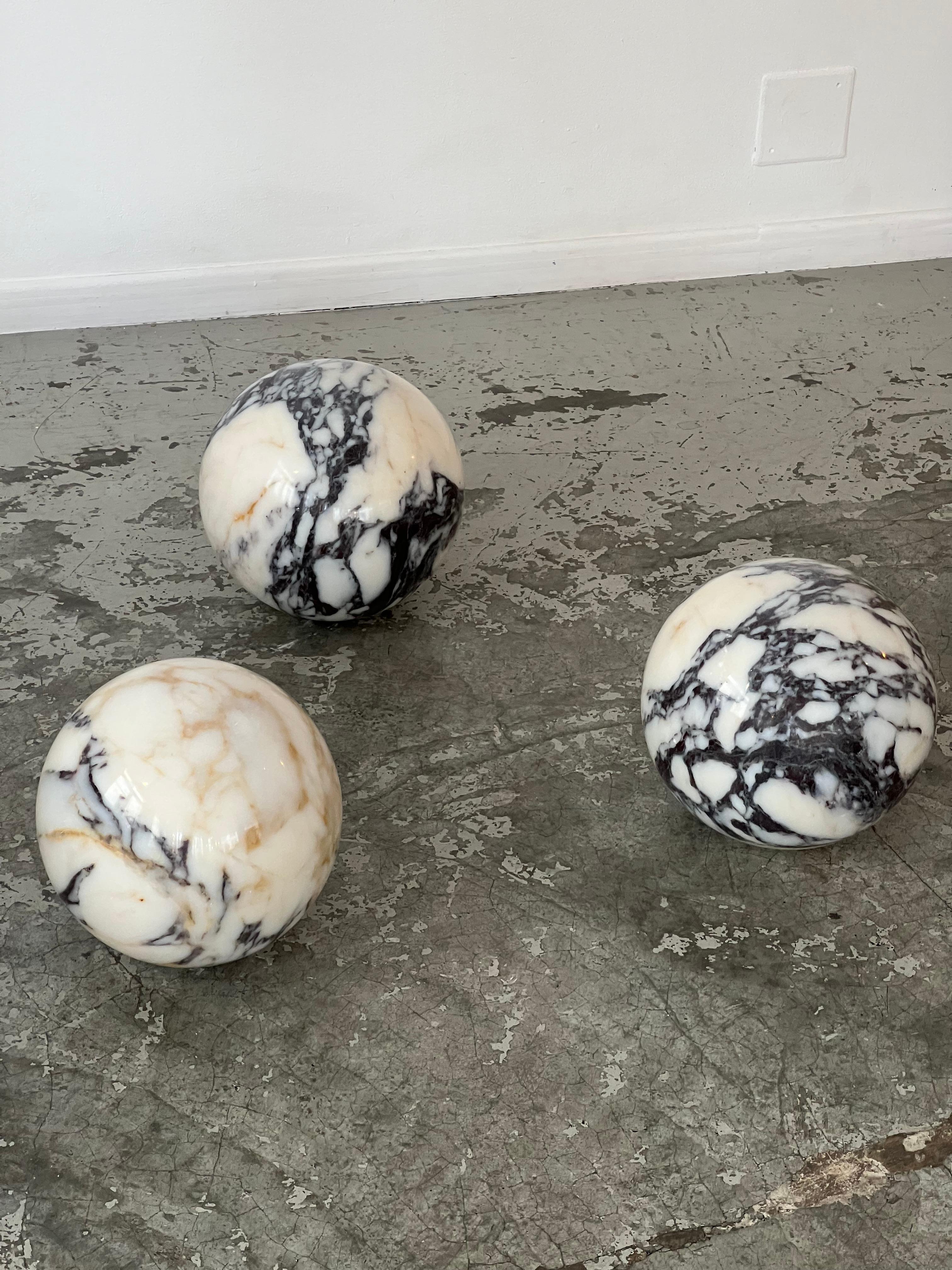 Circular marble coffee table at 1stDibs