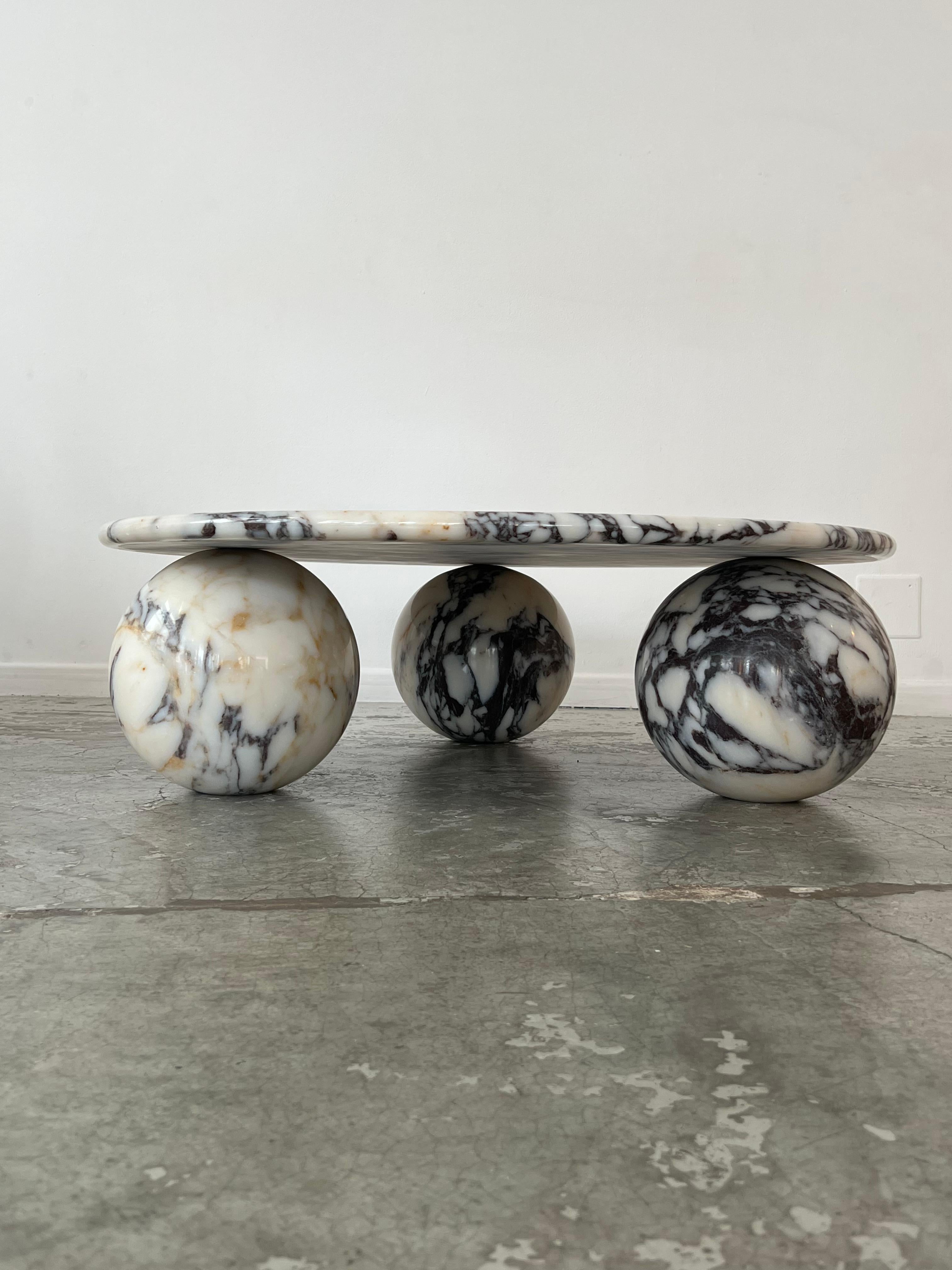 Circular marble coffee table at 1stDibs