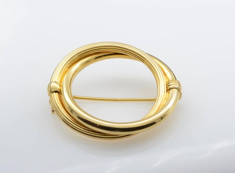 Classic Circle Round 18 Karat Gold Pin For Sale at 1stDibs