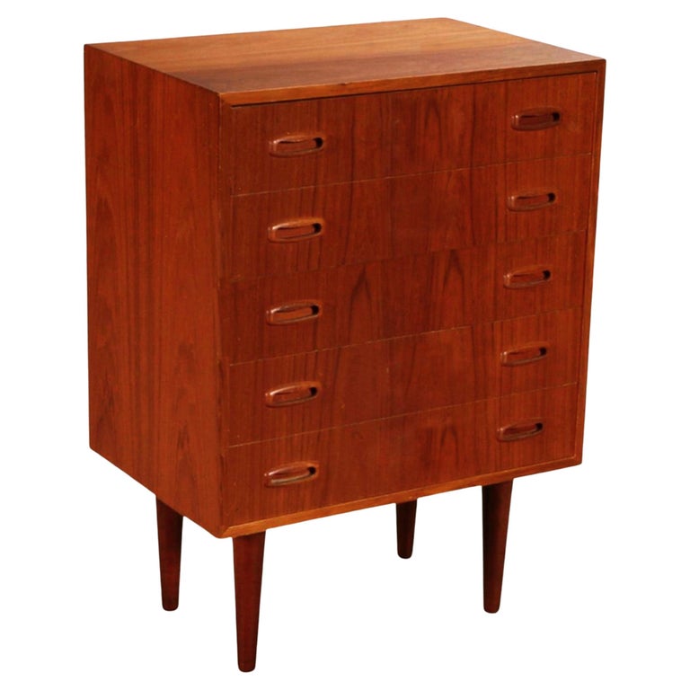 Classic Danish mid-century dresser in teak For Sale at 1stDibs