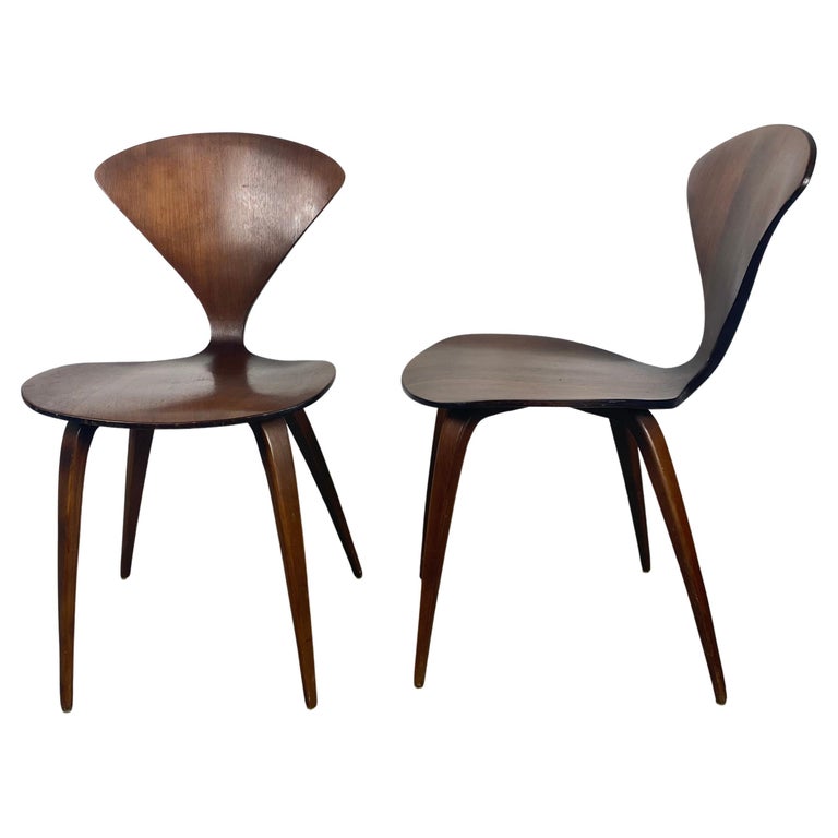 Paire de chaises d'appoint classiques modernistes en contreplaqué de ...