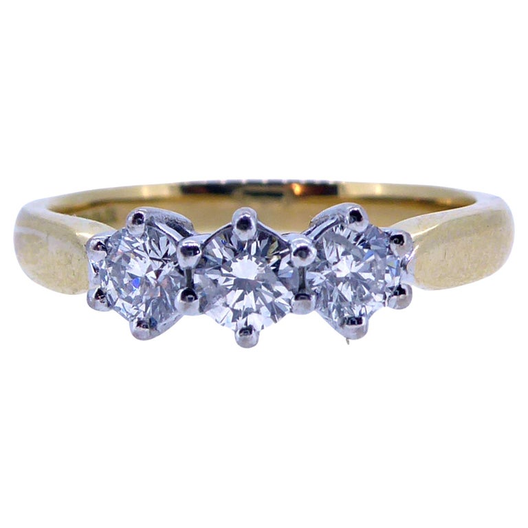 Klassischer Verlobungsring mit drei Steinen und Diamanten, 0,70 Karat, 18ct Gold im Angebot bei ...