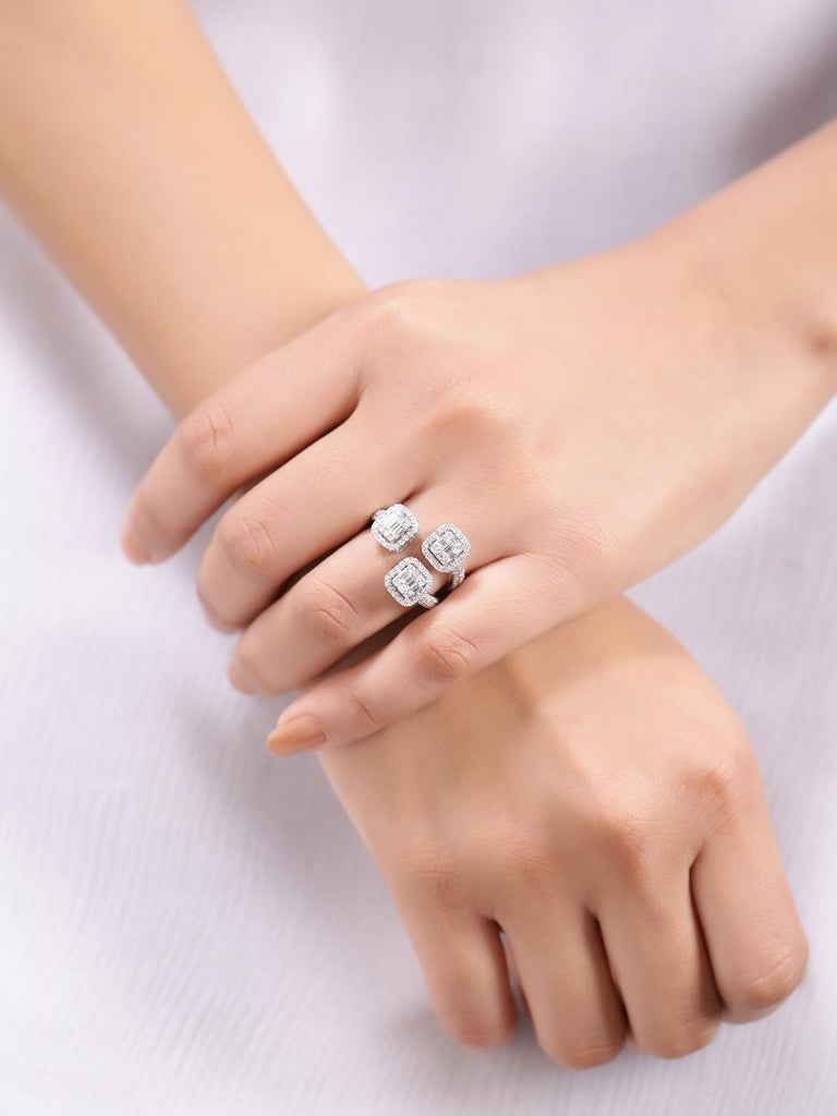 Cluster Setting Diamond Ring Set in 18 Karat White Gold For Sale at 1stDibs