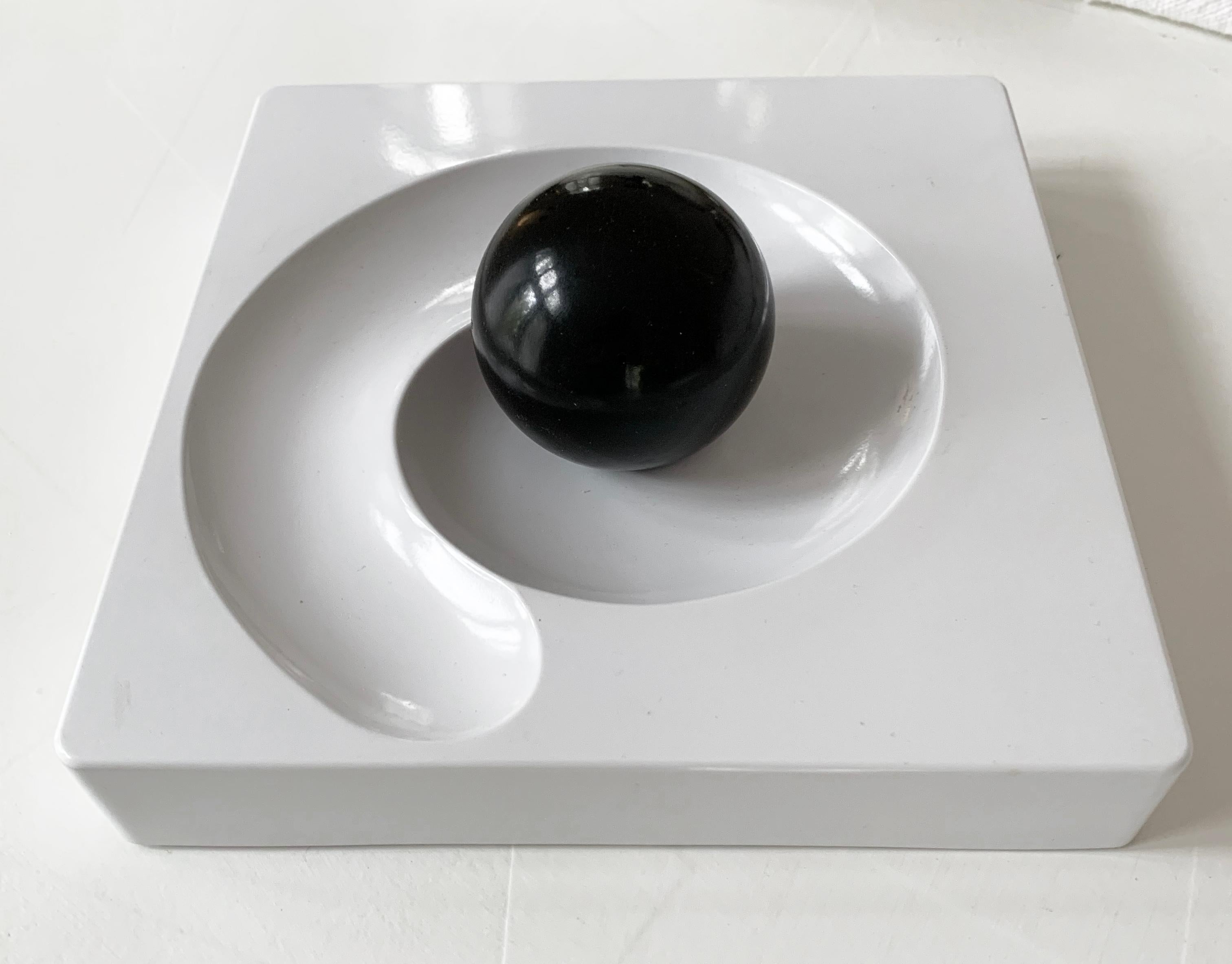 Important Collection of 8 Mid-century Bakelite/Melamine Ashtrays For ...