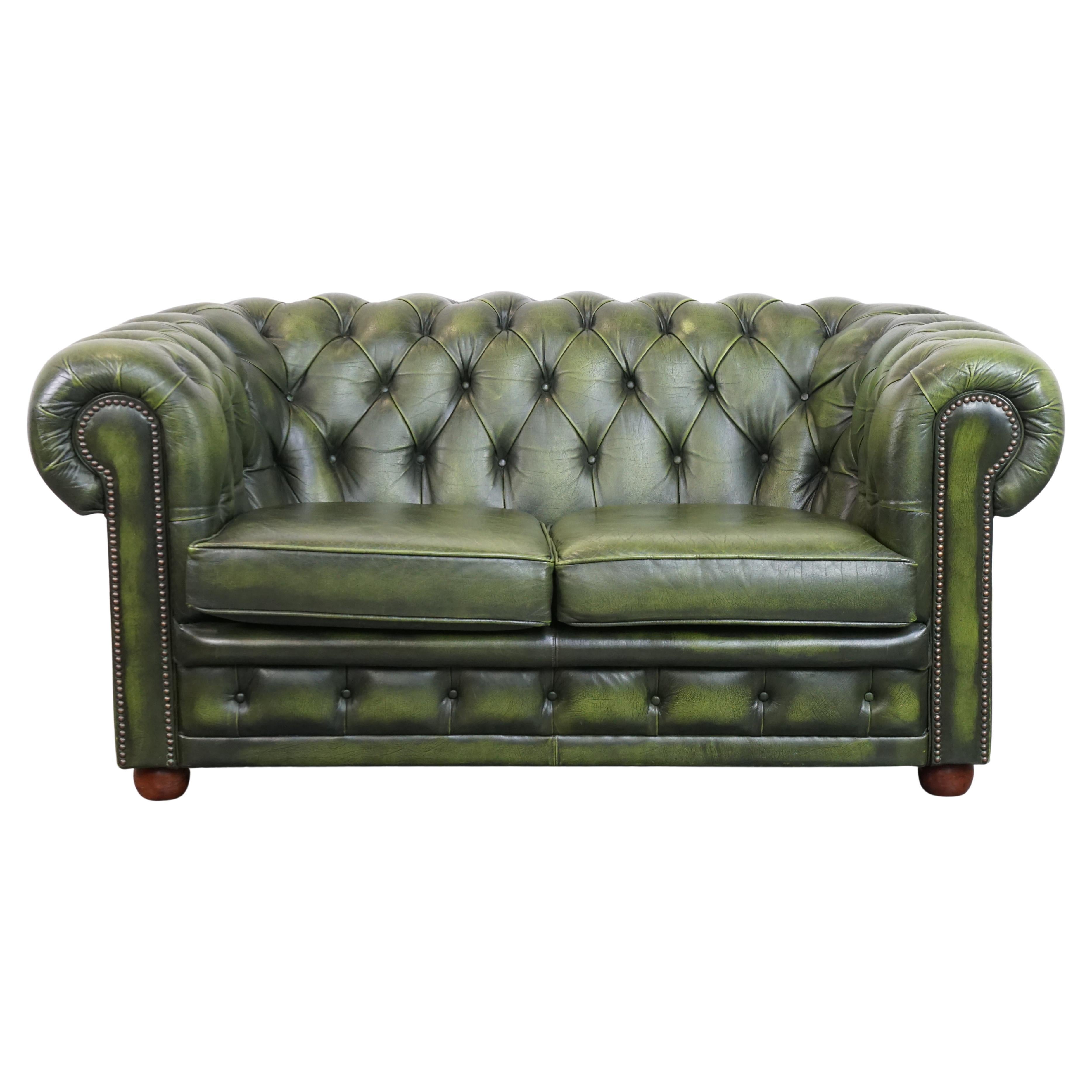 Comfortable green cowhide English chesterfield 2-seater sofa For Sale ...