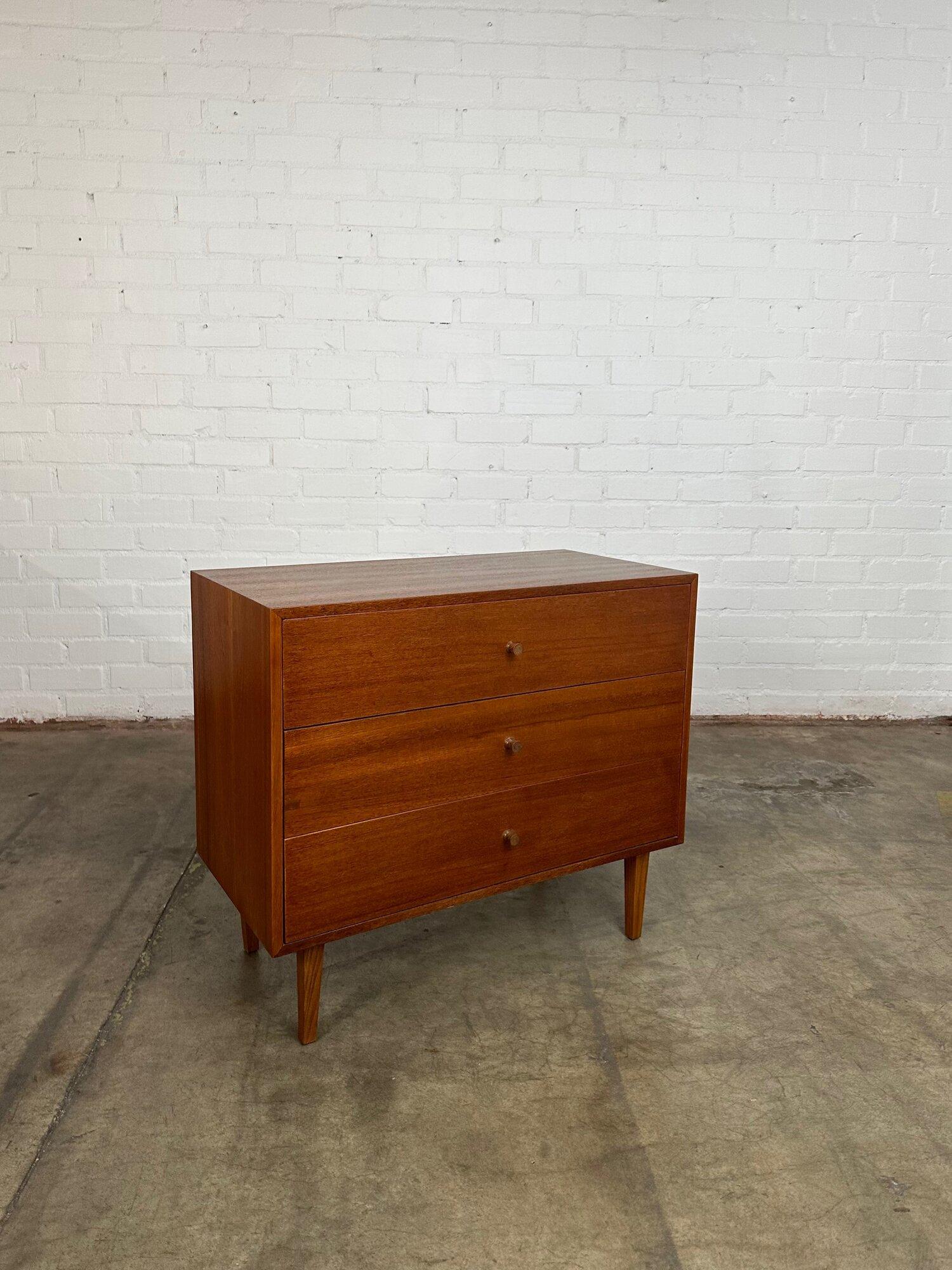 Compact Midcentury Chest of Drawers For Sale at 1stDibs