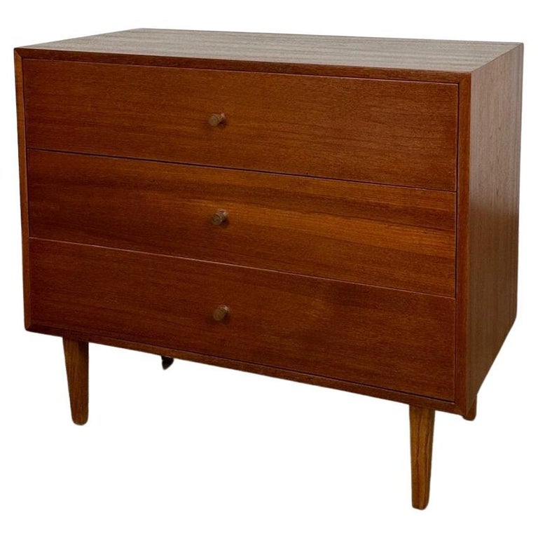 Compact mid century chest of drawers For Sale at 1stDibs