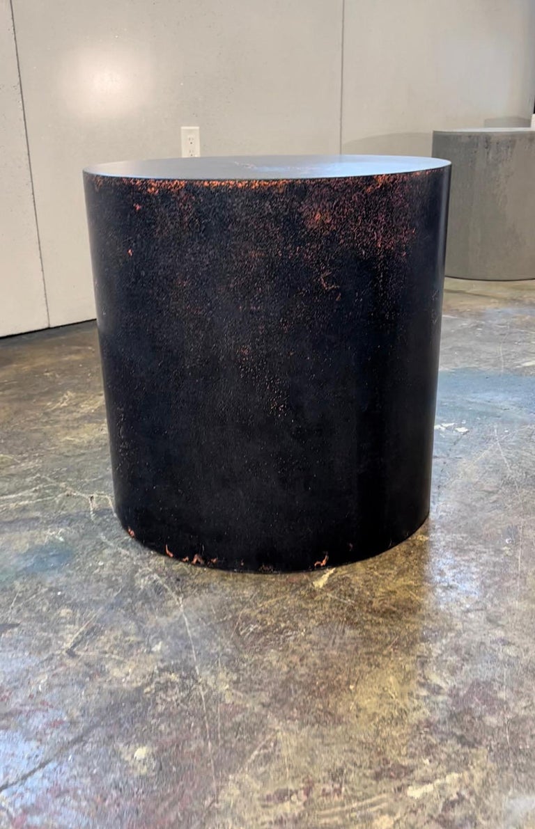 Cylindre en béton vieilli, noir délavé de Dylan Myers - En vente sur 1stDibs