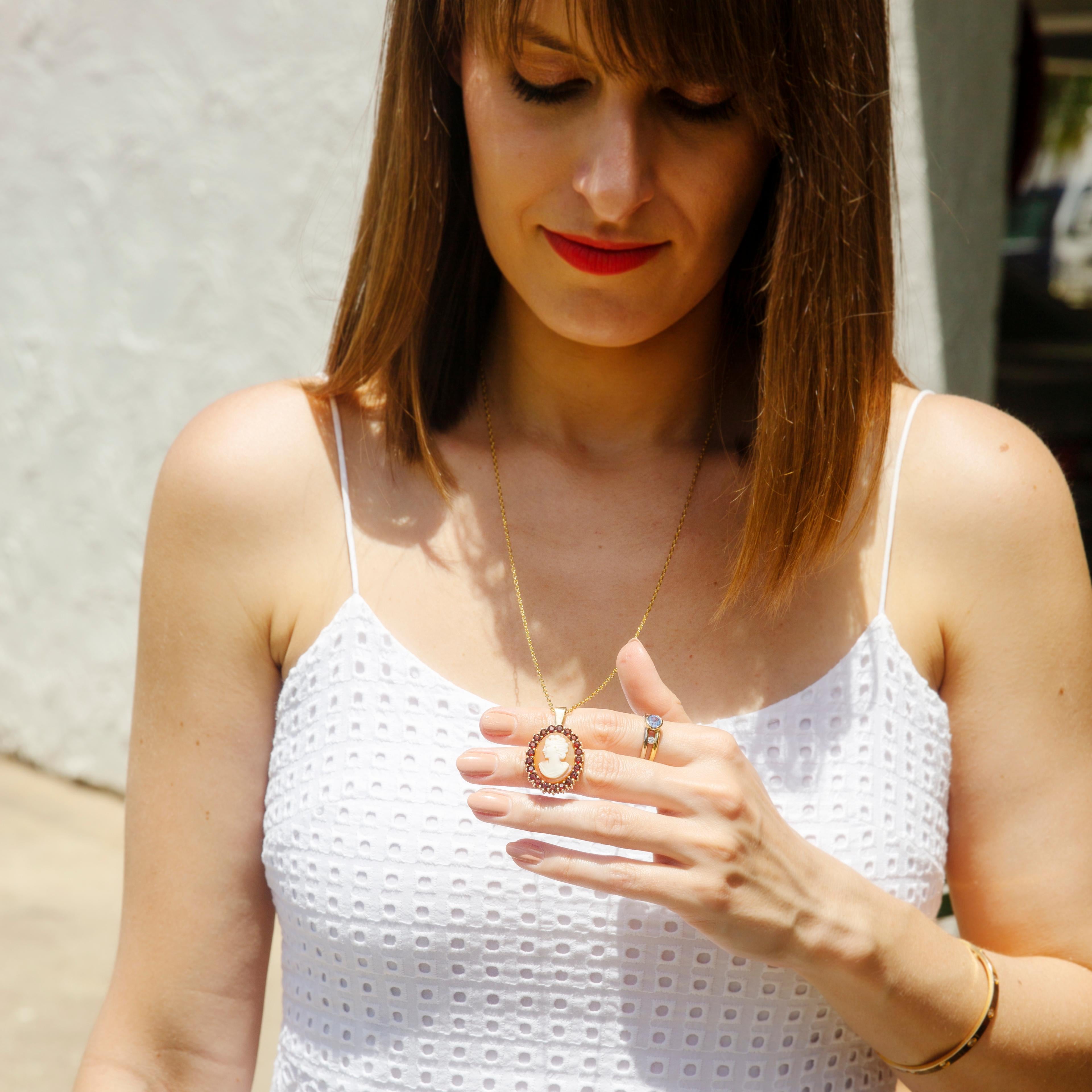 Contemporary 18 Carat Gold 0.88 Carat Ceylon Sapphire and Diamond ...