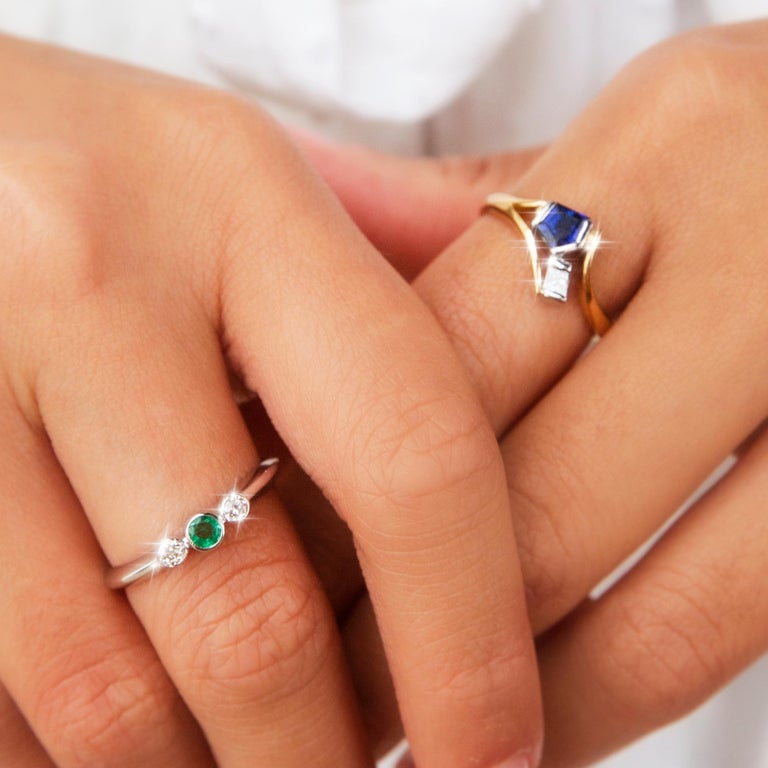 Contemporary 18 Carat Gold Freeform Ceylon Sapphire and Diamond Crossover Ring For Sale at 1stDibs