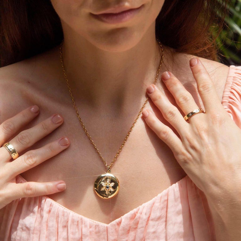 Contemporary 18 Carat Yellow Gold Hammer Set Round Brilliant Diamond ...