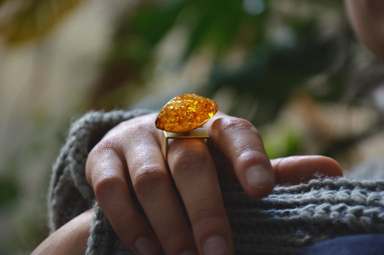 Contemporary 18 Karat Yellow Gold Amber Cocktail Ring For Sale at 1stDibs