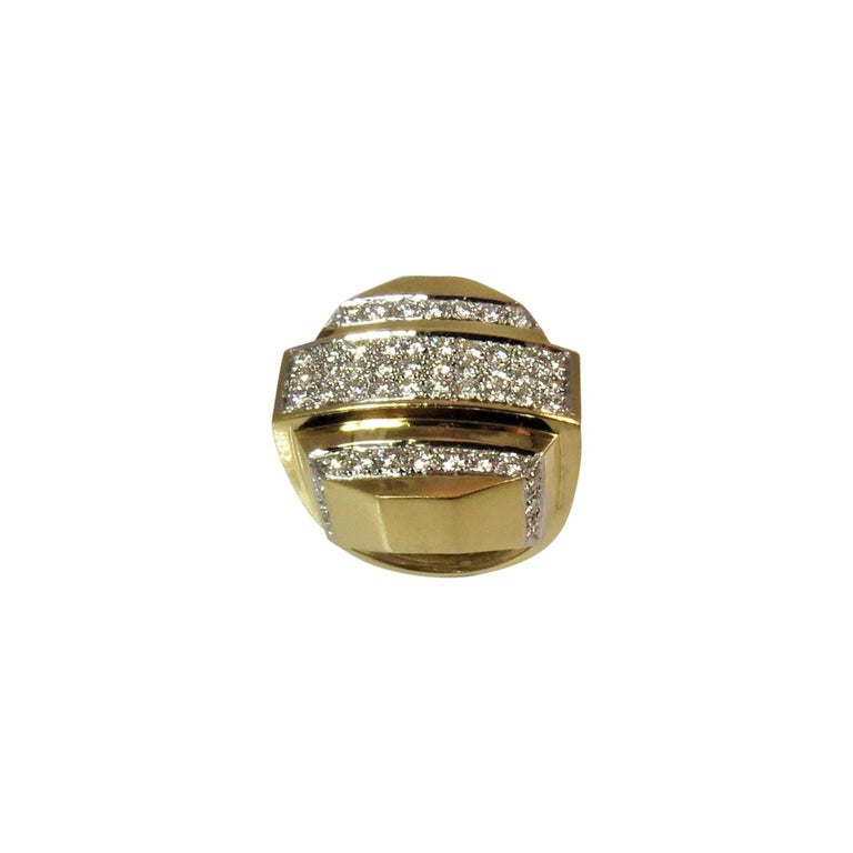 Contemporary 18 Karat Yellow Gold and Diamond Ring For Sale at 1stDibs